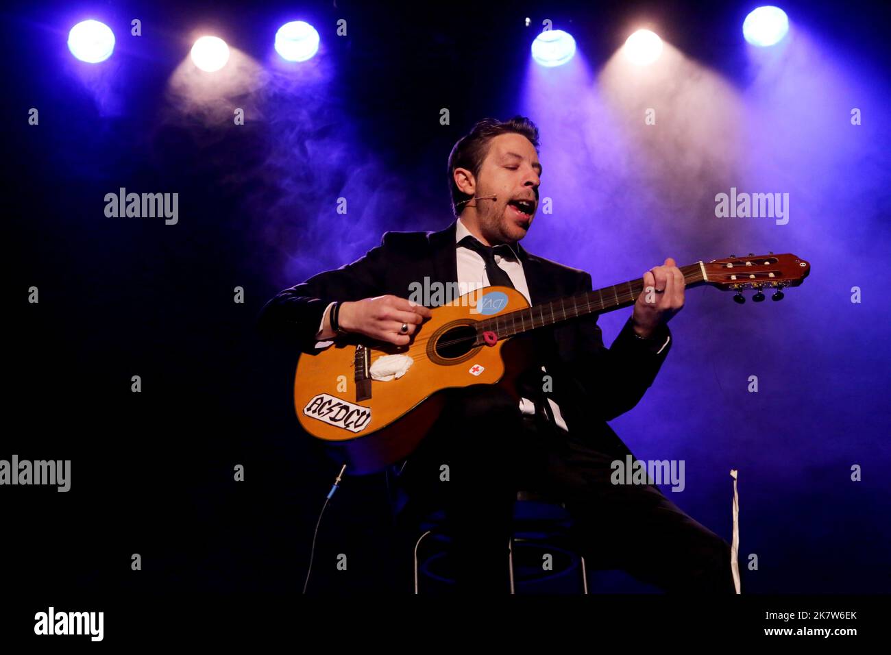 Homme avec une guitare hi-res stock photography and images - Alamy