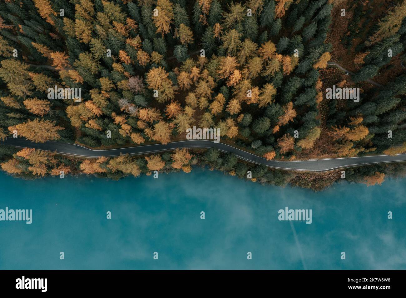 Antholzer See im Herbst. See im Herbst mit der Drohne fotografiert. Straße durch den Wald am See ...