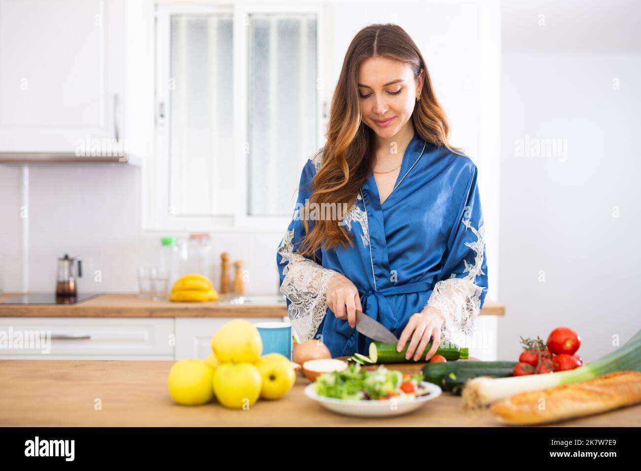 Female cooking dinner hi-res stock photography and images - Alamy