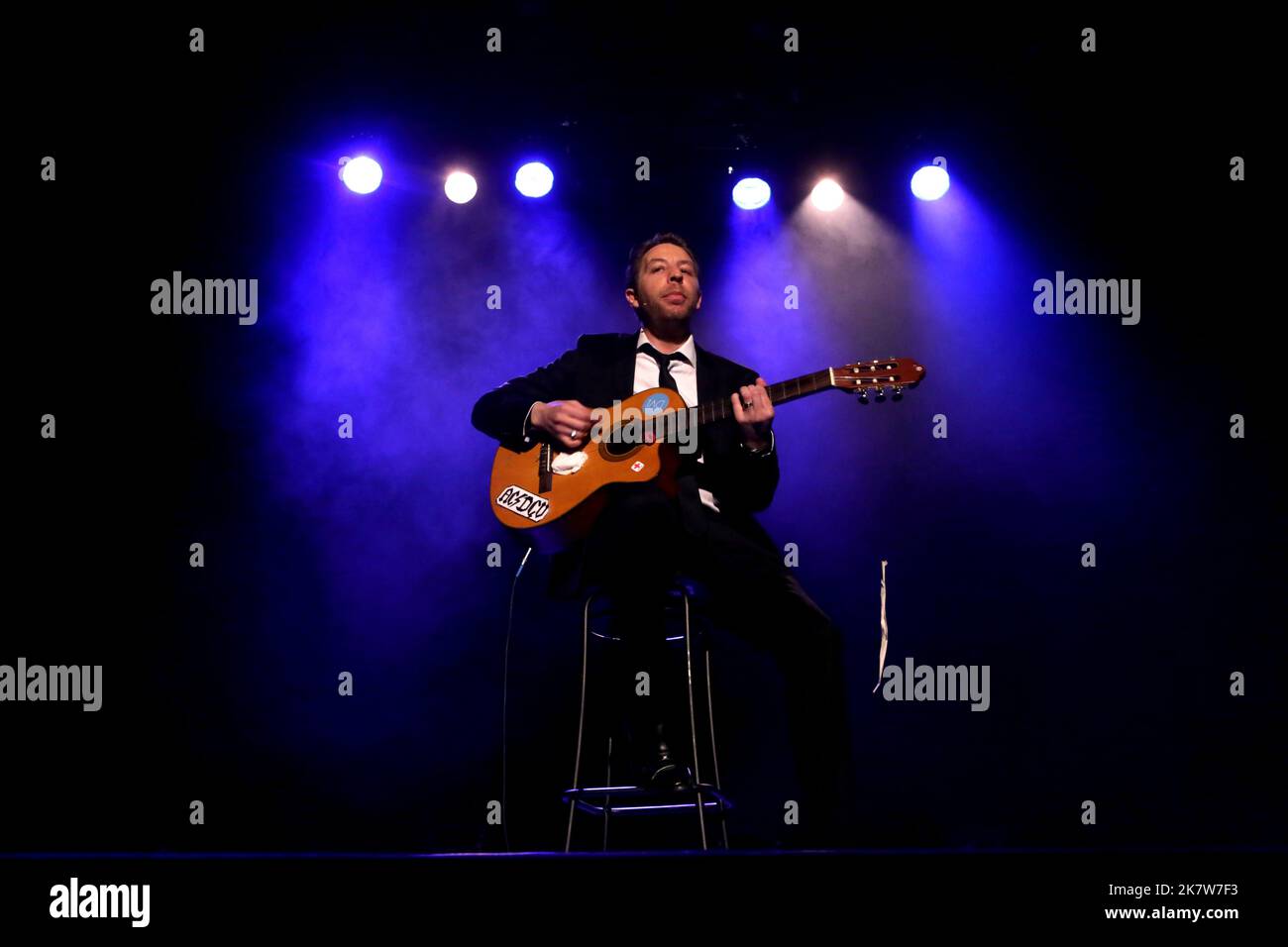 Homme avec une guitare hi-res stock photography and images - Alamy