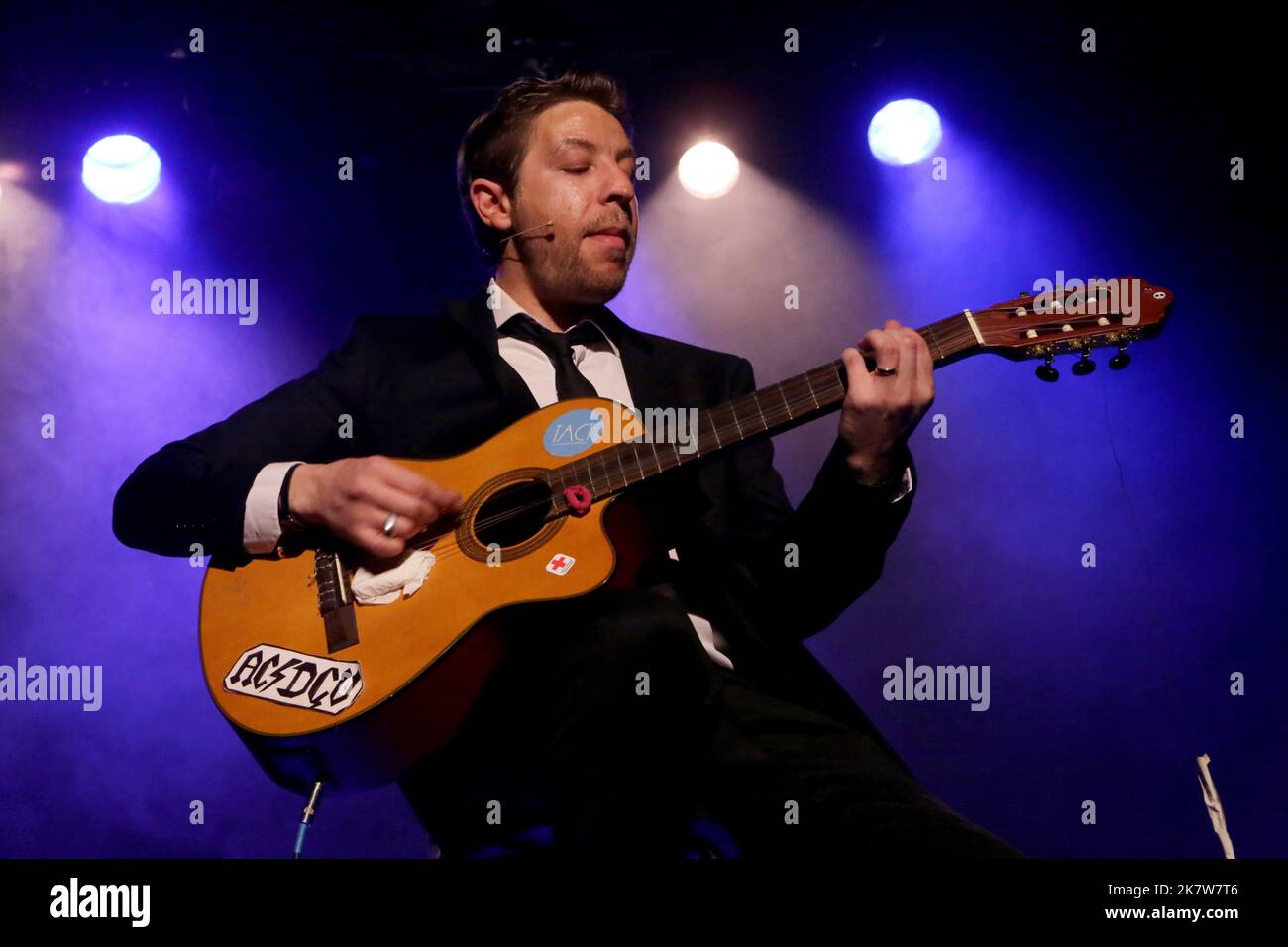Homme avec une guitare hi-res stock photography and images - Alamy
