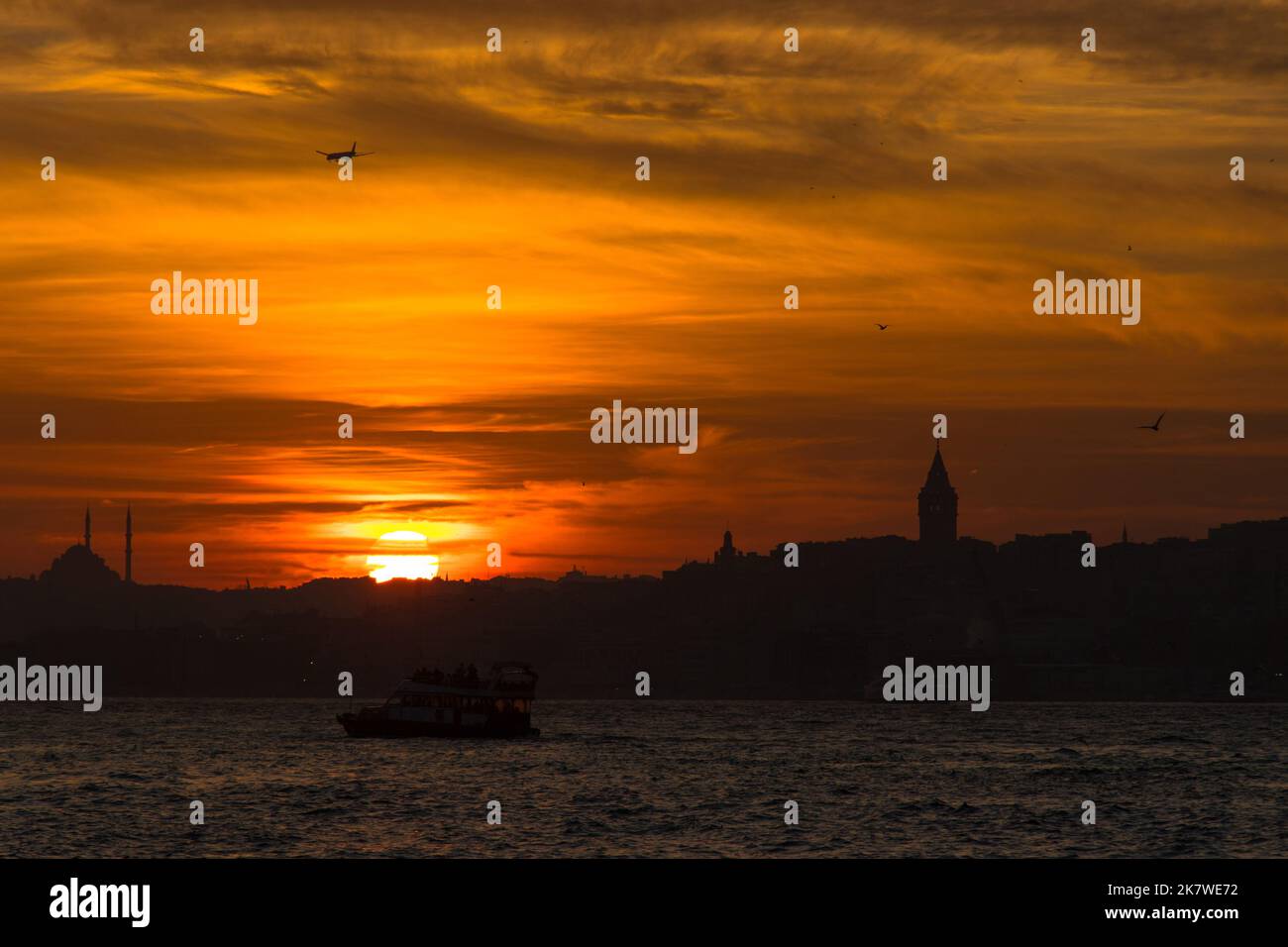 Silhouette of Istanbul at sunset. Bosphorus panoramic view from Uskudar ...