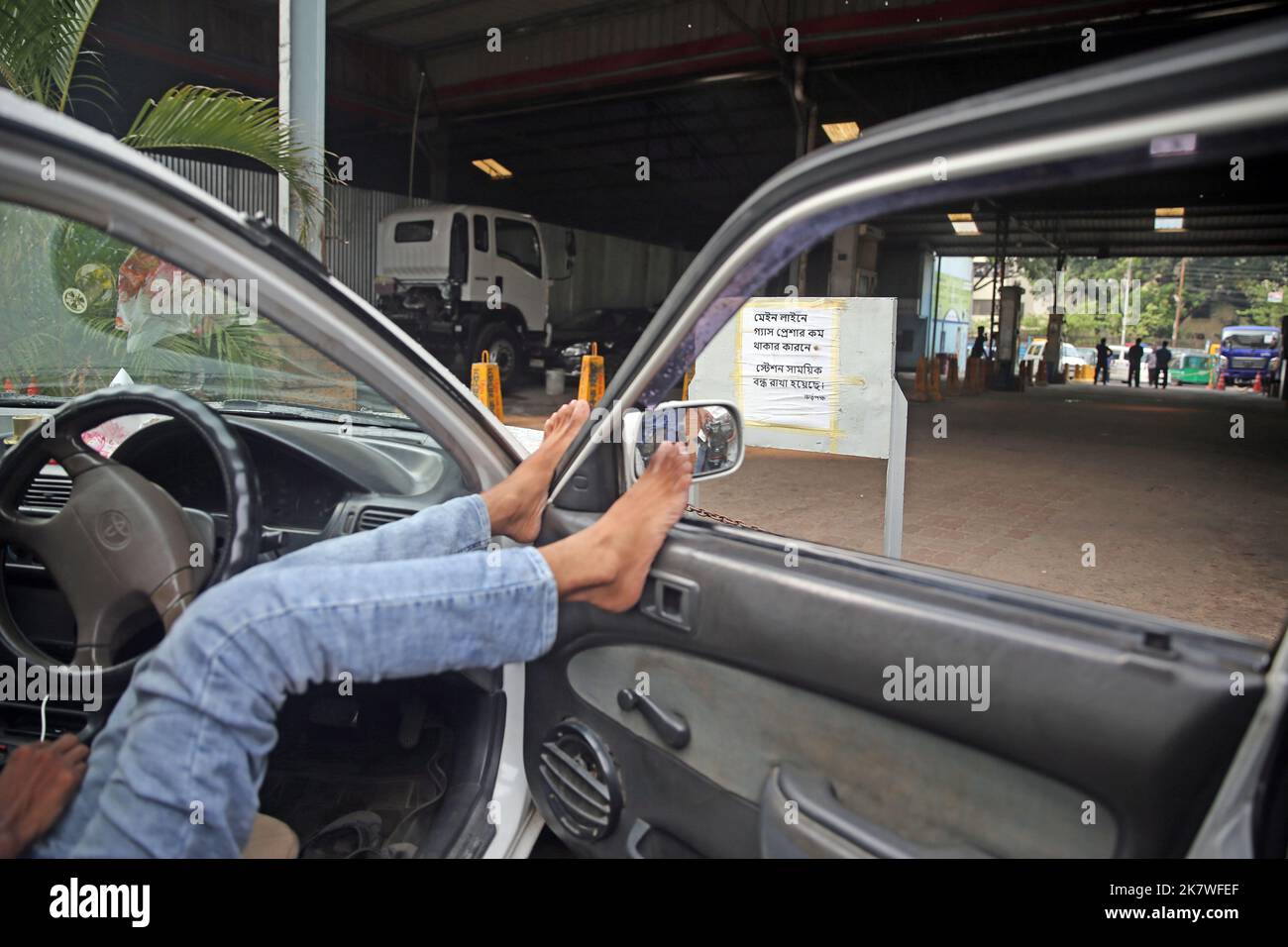 A sign informing motorists that a filling station is temporarily closed ...