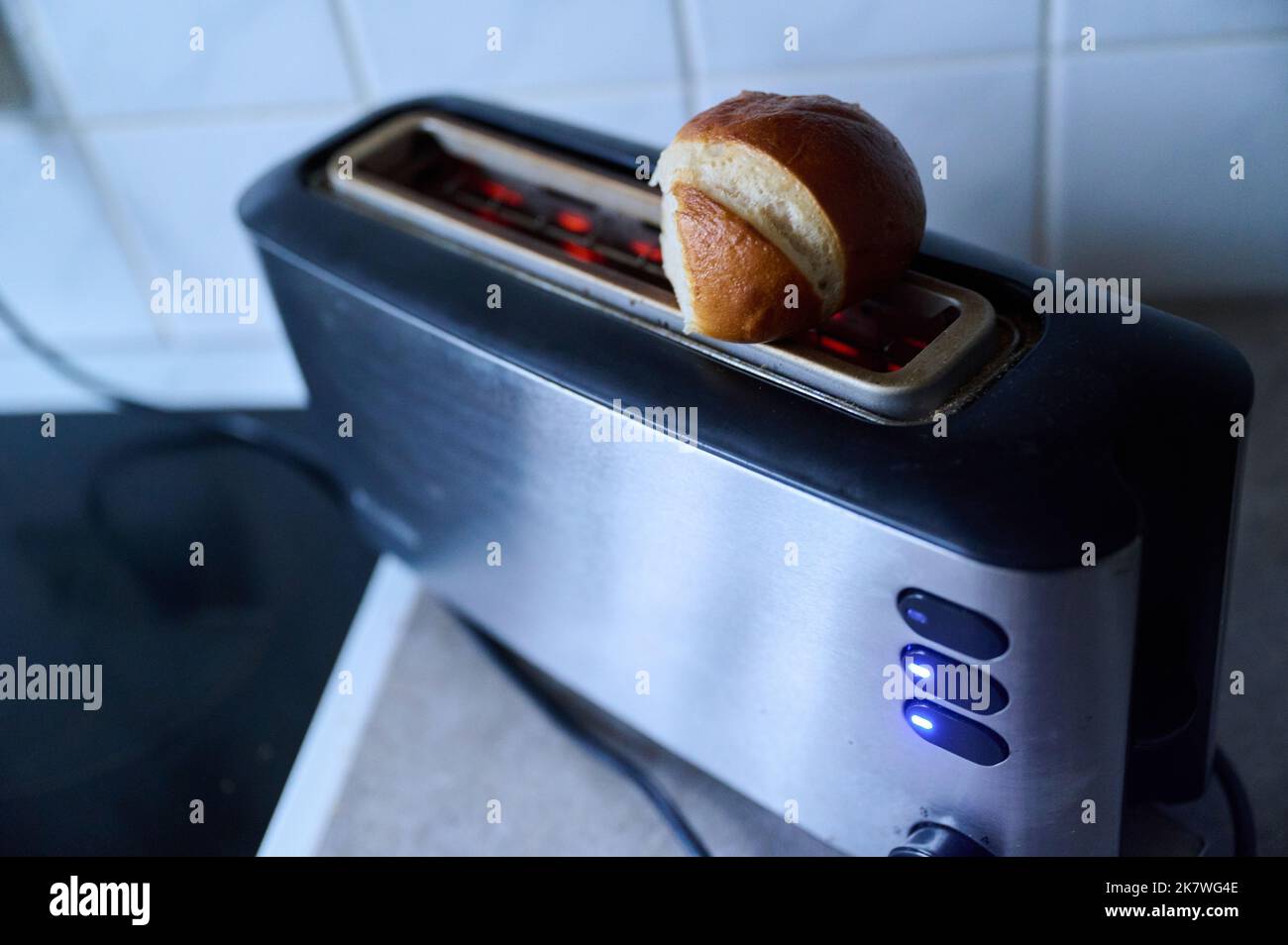 PRODUCTION - 18 October 2022, Berlin: A roll lies on a toaster, which ...