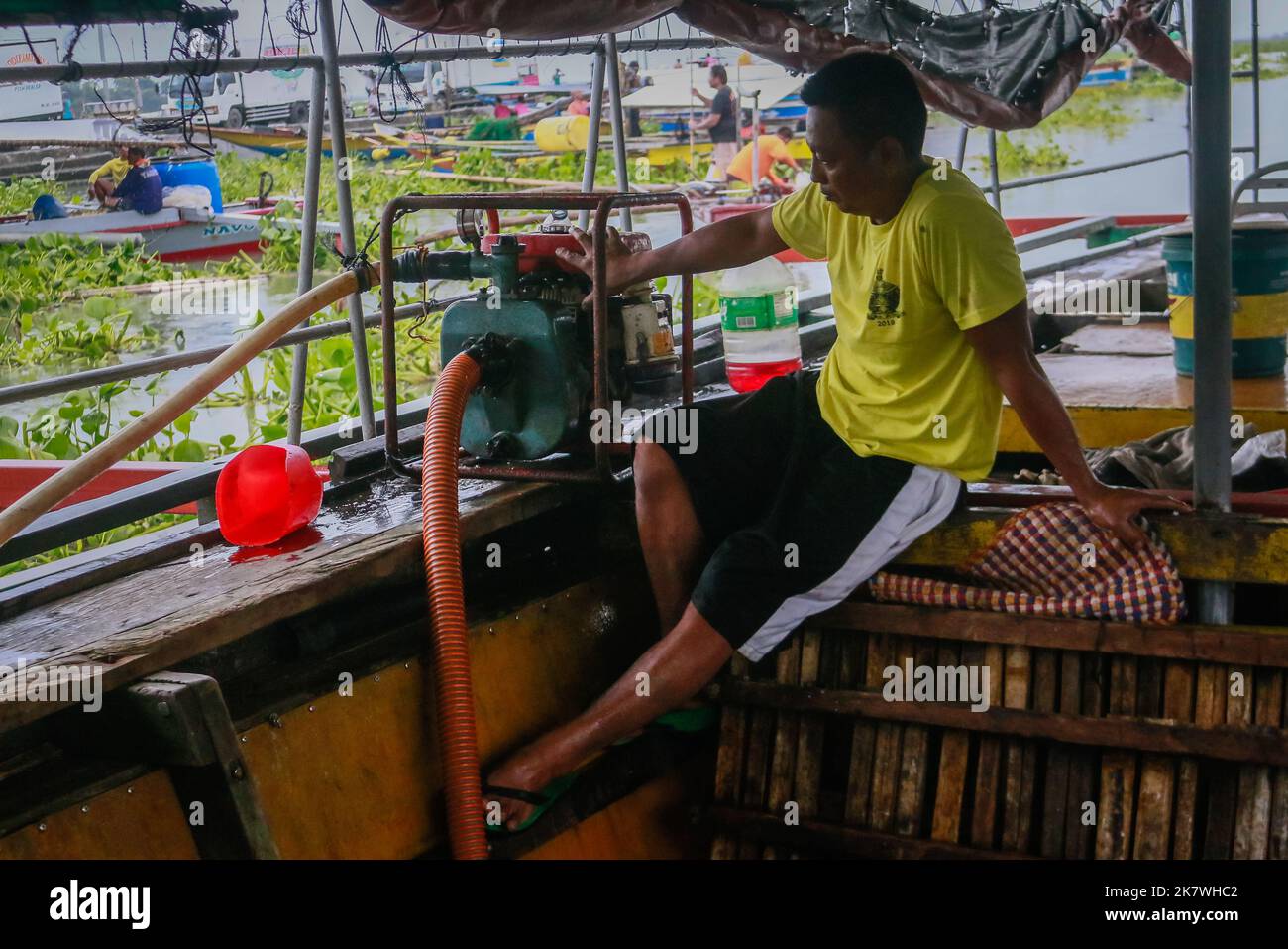 Binangonan, Philippines. 19th Oct, 2022. Fisherman repairs the ...