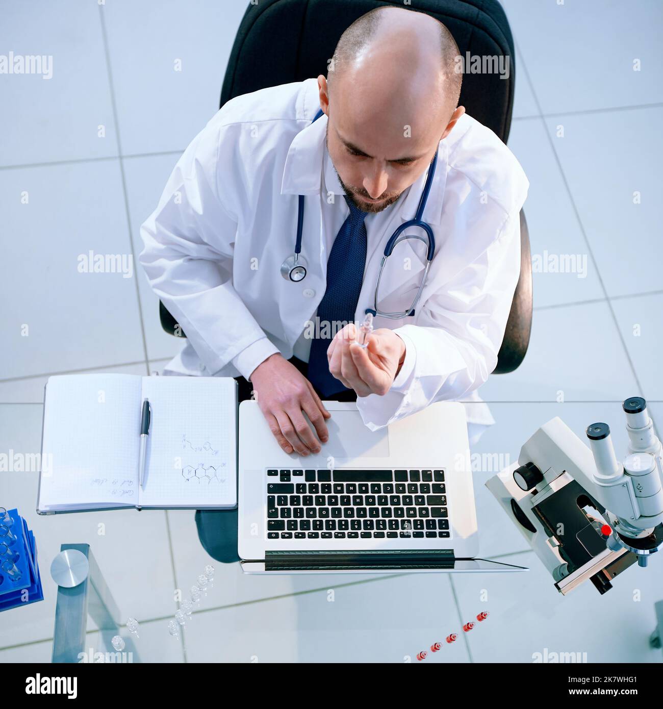Doctor working in laboratory vaccine hi-res stock photography and ...