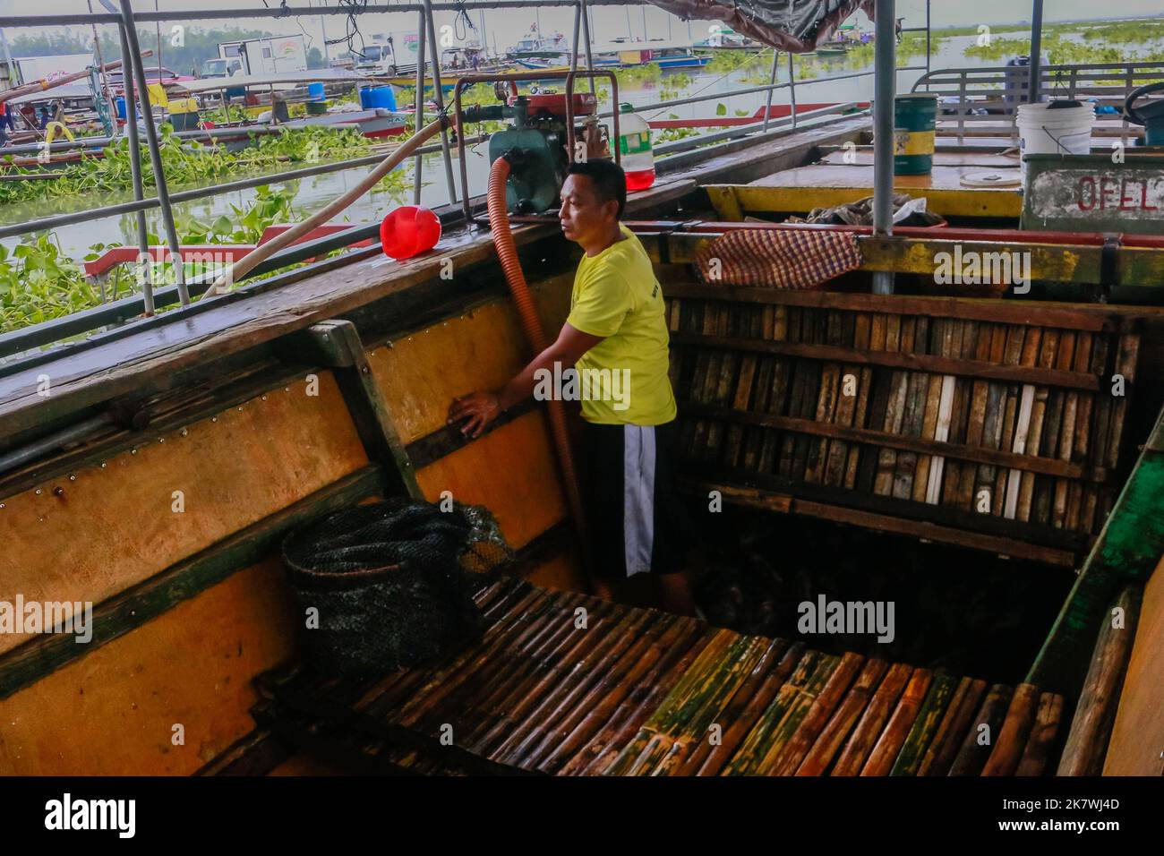 Binangonan, Philippines. 19th Oct, 2022. Fisherman repairs the ...