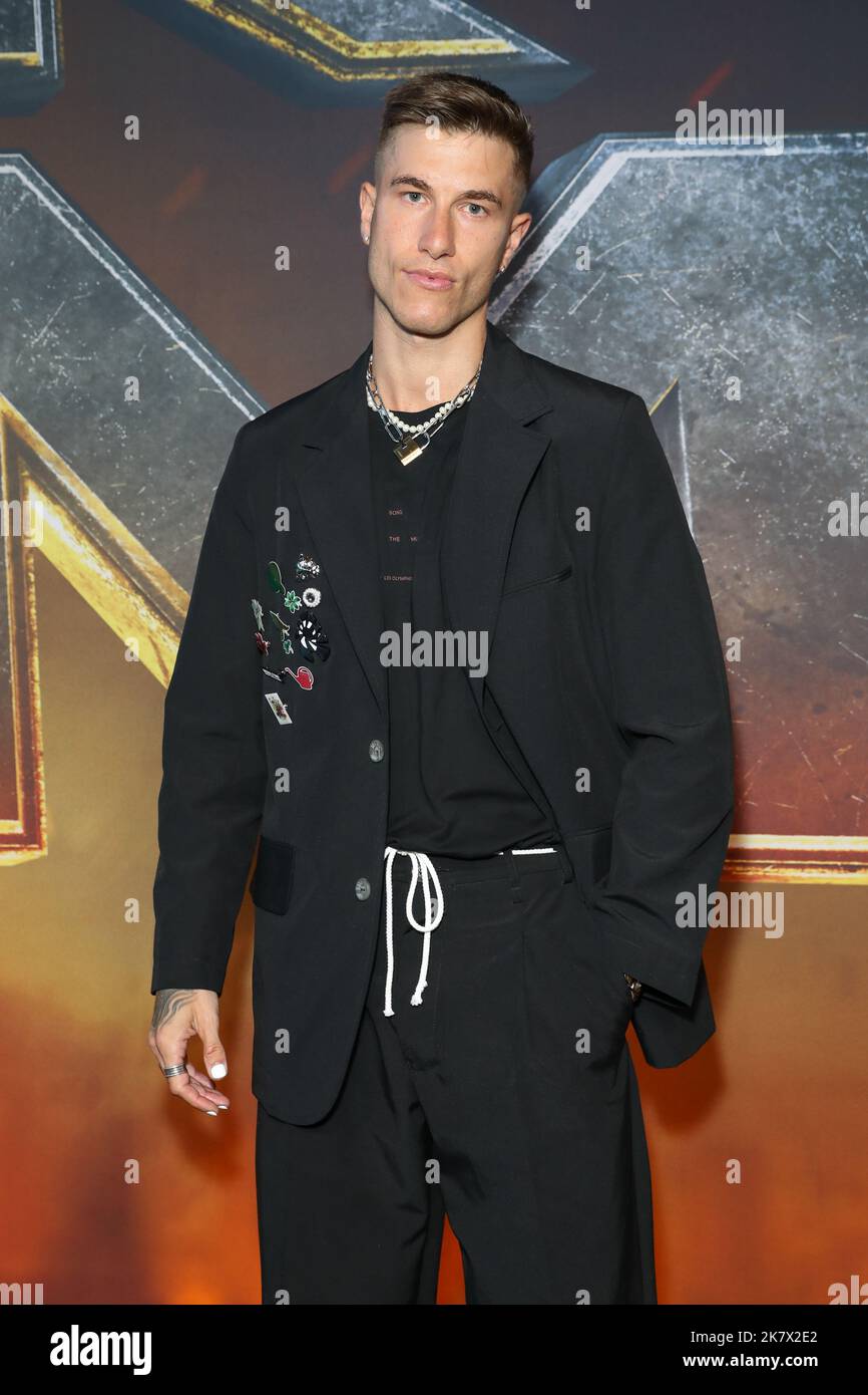 Black adam red carpet sydney hi-res stock photography and images - Alamy