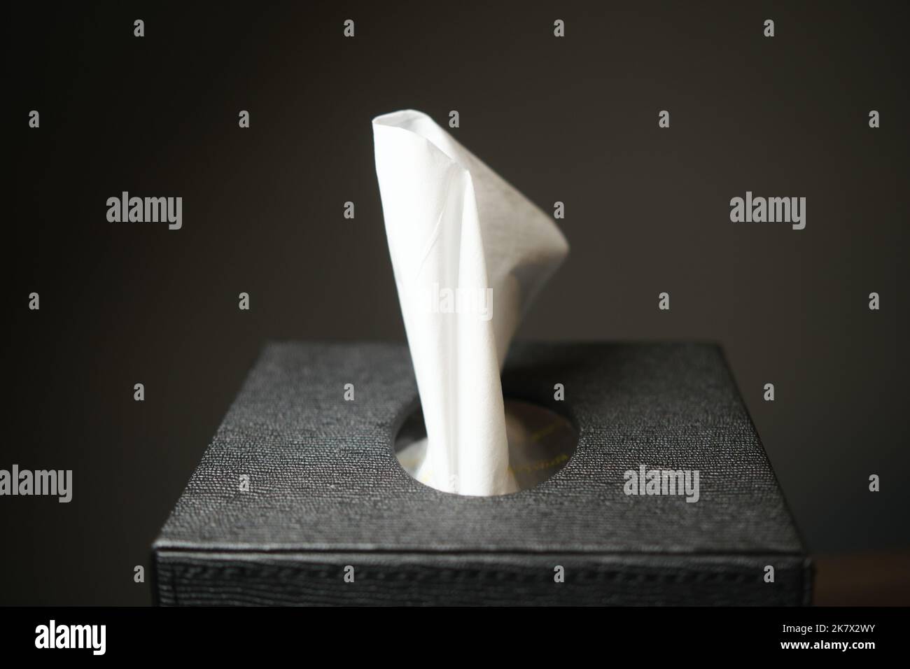 hand pull out a piece of tissue from tissue paper box Stock Photo - Alamy