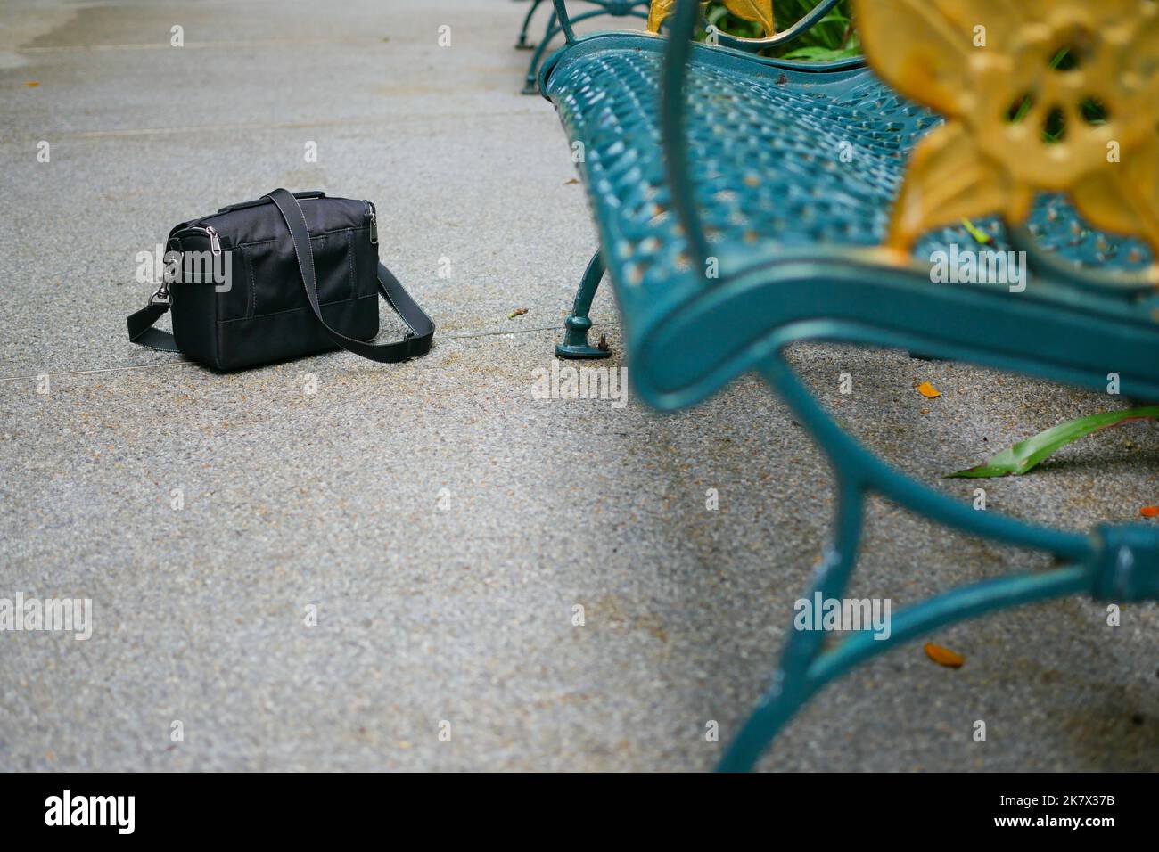 Lost hand bag on the beach Stock Photo - Alamy