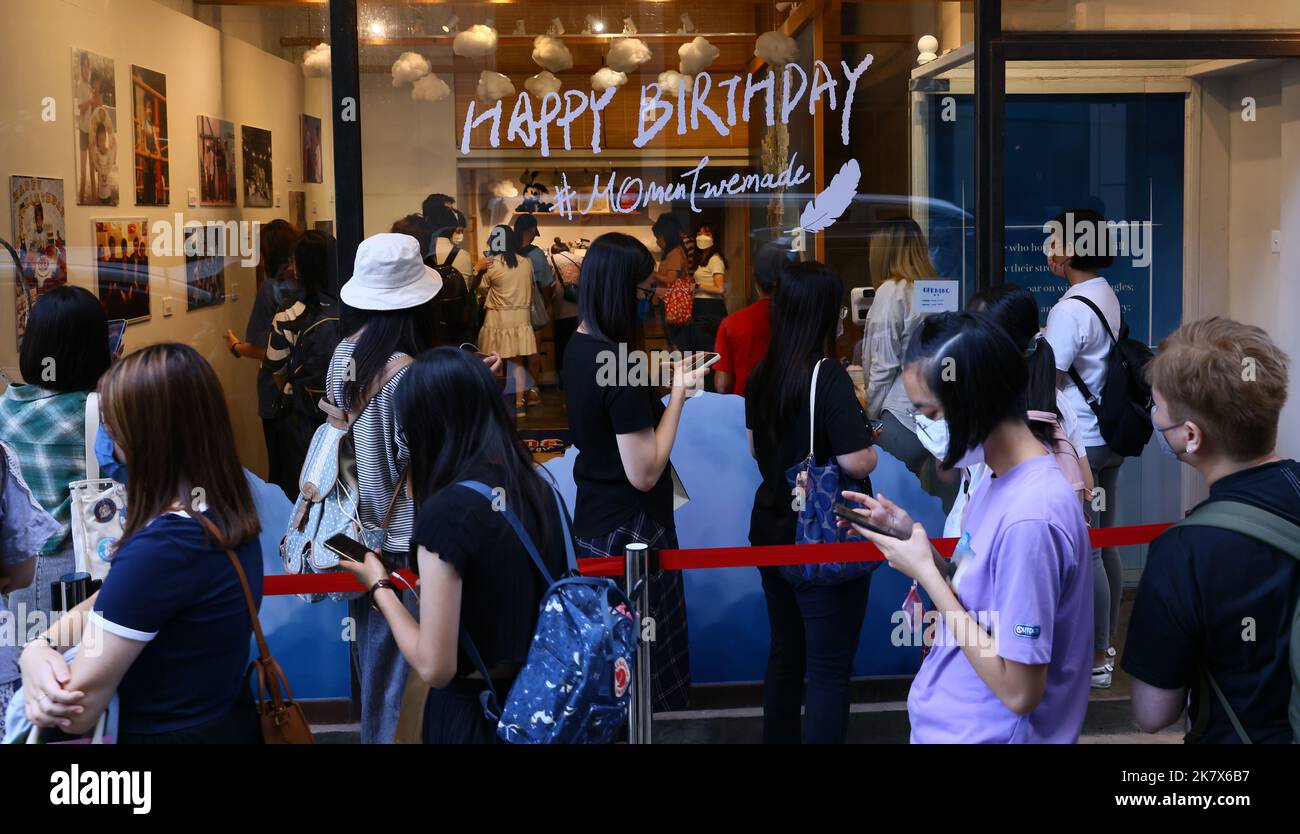 Well-wishers queue outside Still House boutique in Causeway Bay to ...