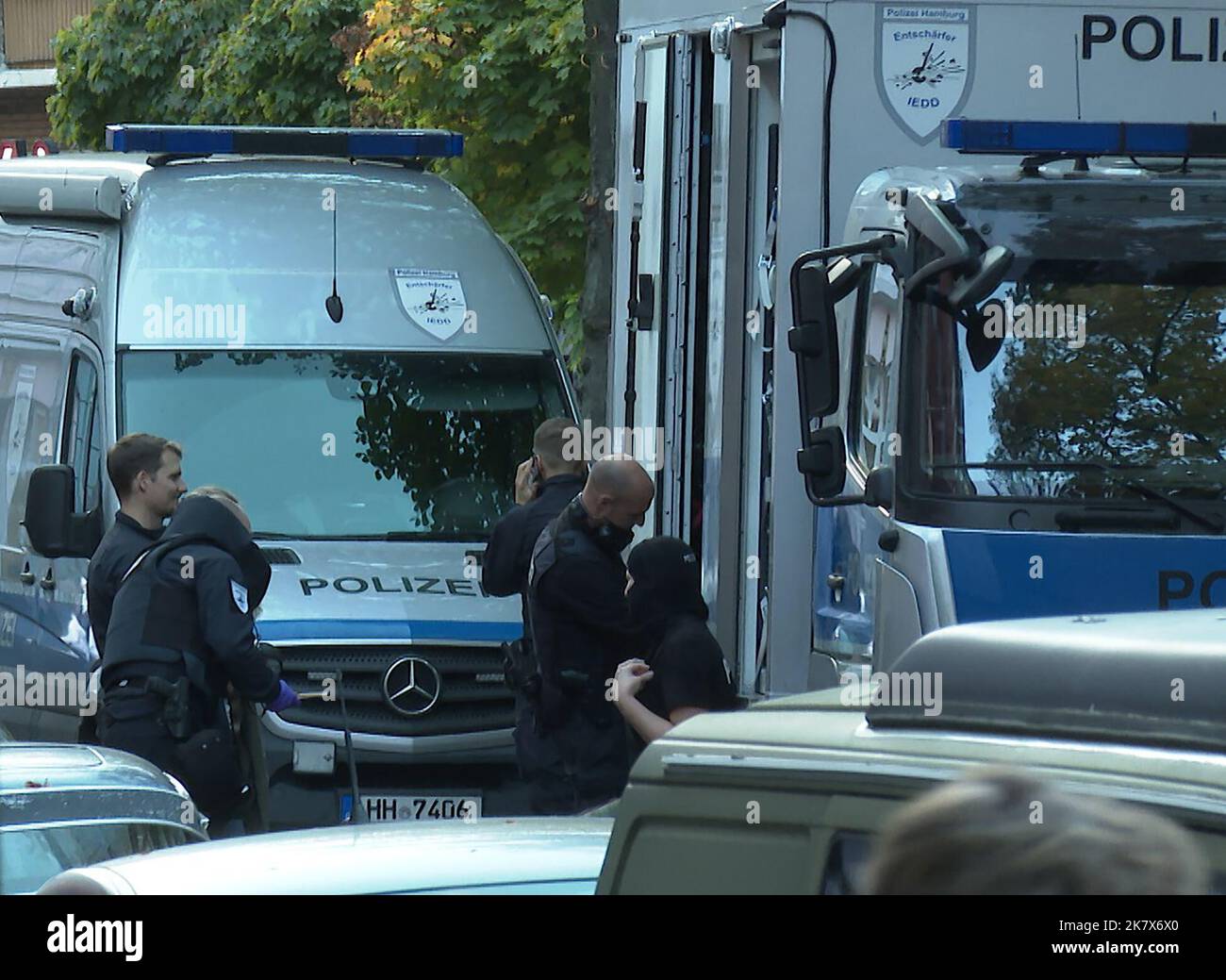 Hamburg, Germany. 19th Oct, 2022. Police officers of a defusing squad ...