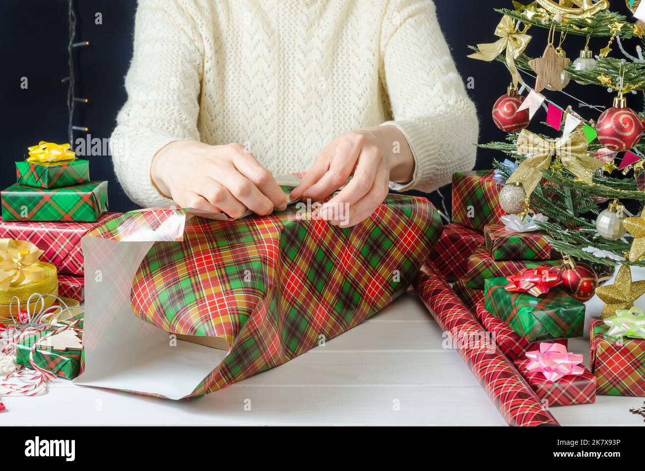 Step-by-step photo instructions for packing a Christmas gift, step 3 ...