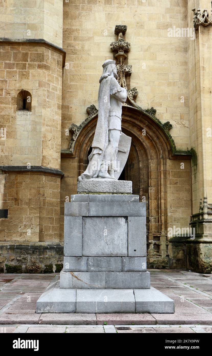 Stone sculpture of Spanish King Alfonso II by sculptor Víctor Hevia ...