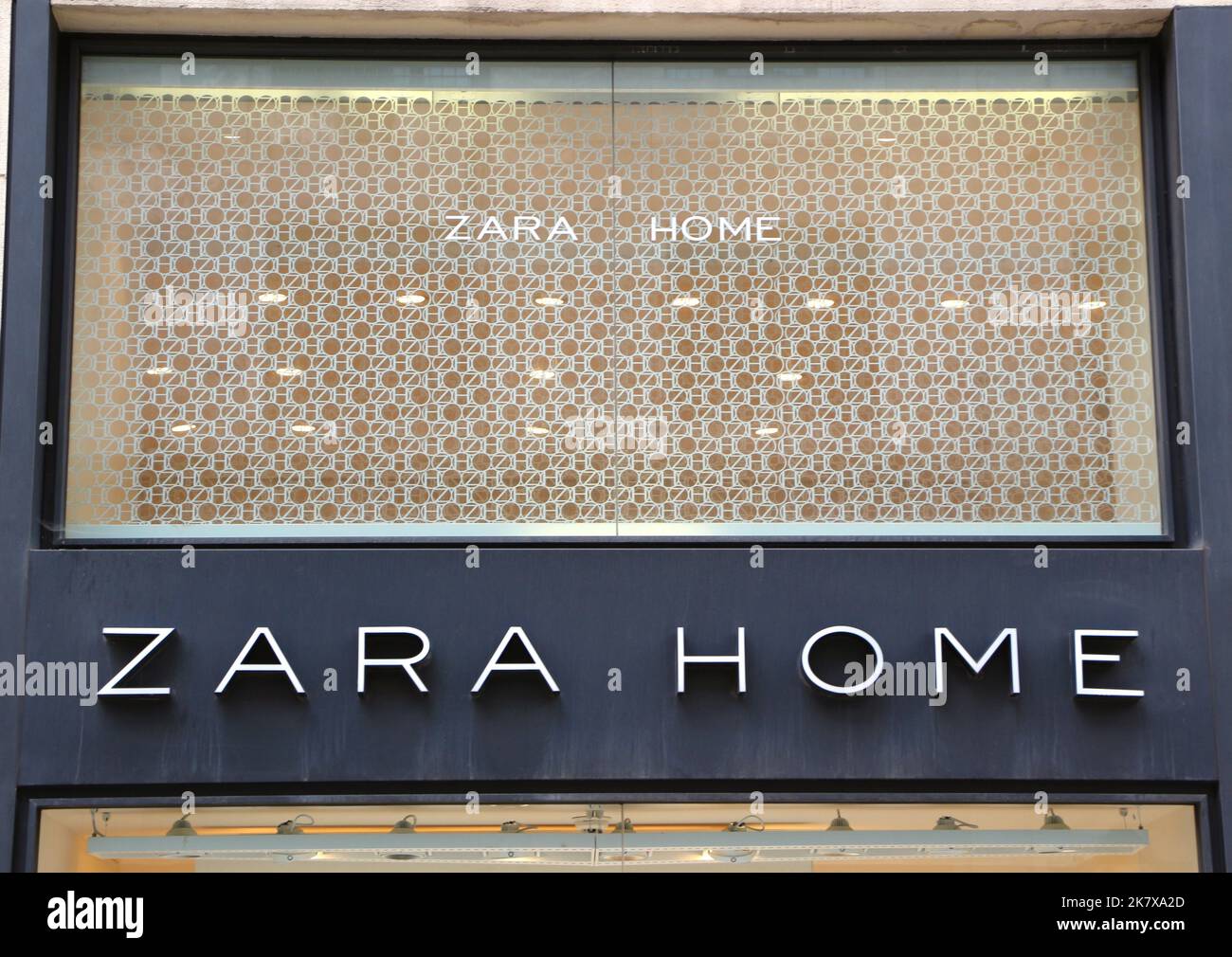 Zara store front hi-res stock photography and images - Alamy