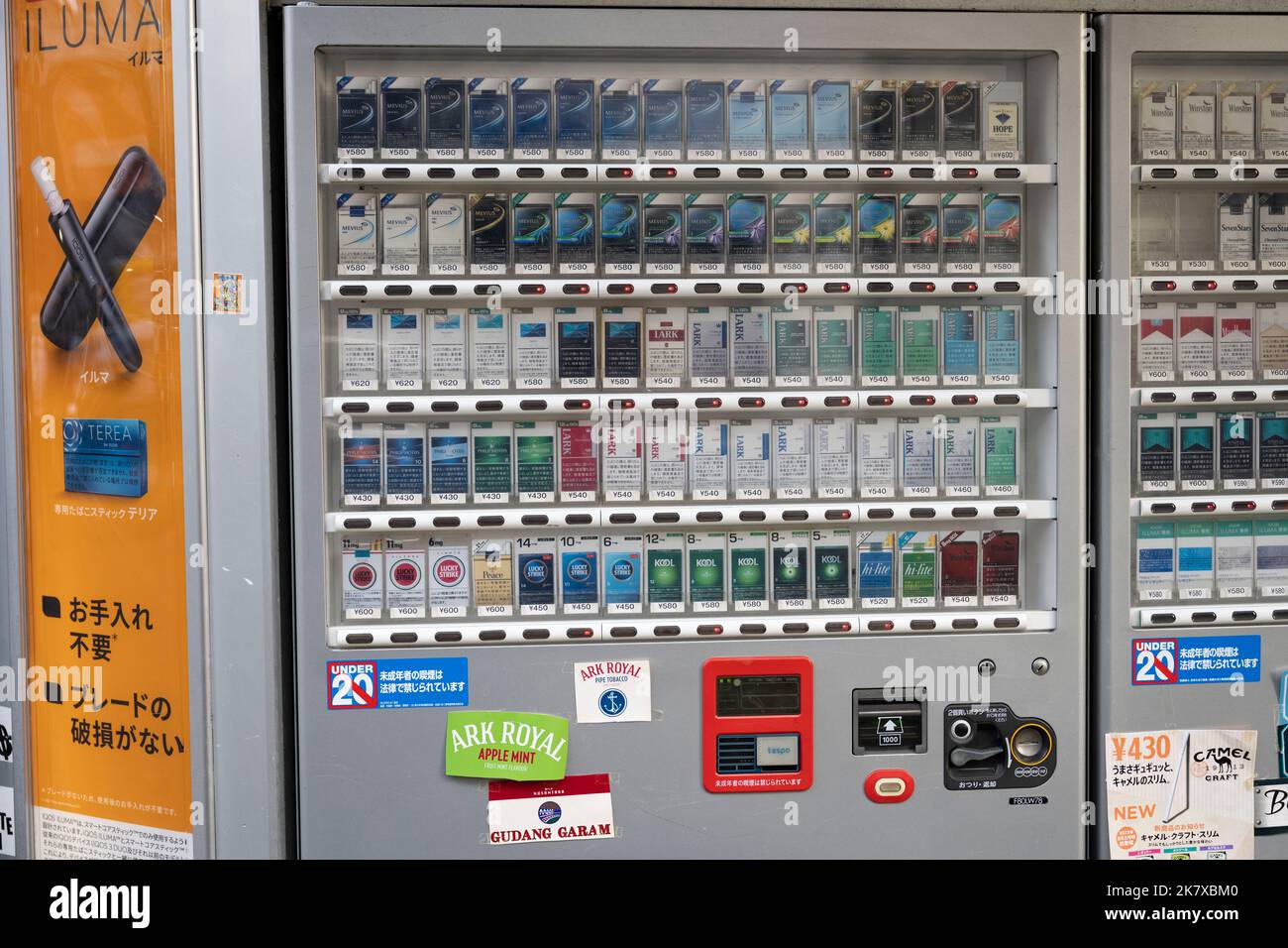 Tokyo, Japan. 19th Oct, 2022. Cigarette Japanese vending machines ...