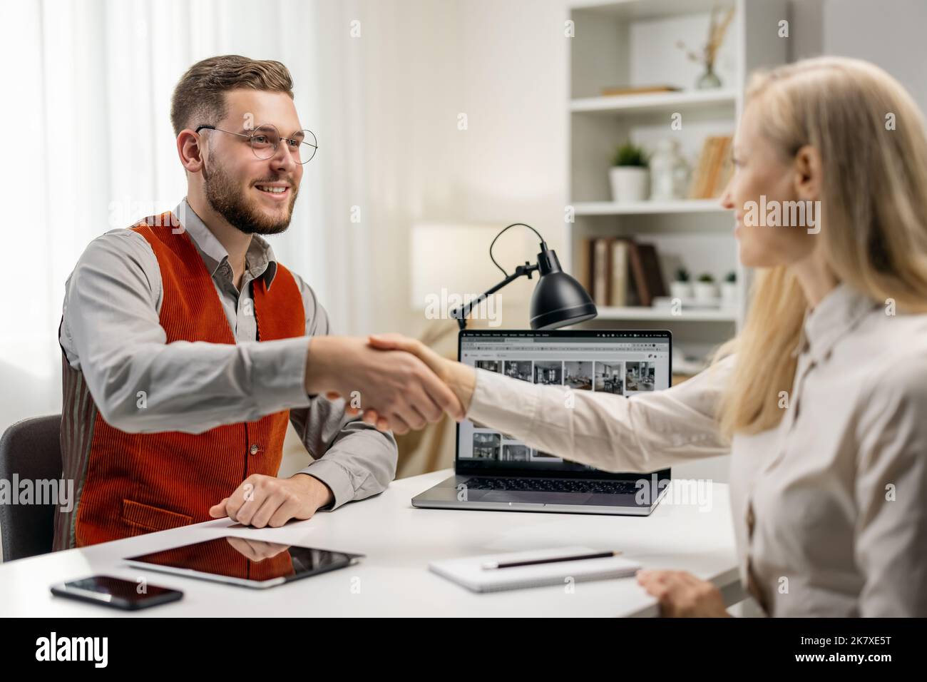 Business solution handshake hi-res stock photography and images - Alamy