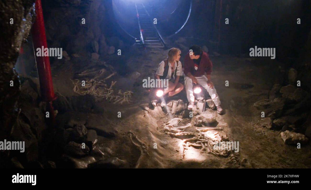 USA. Samantha Mathis and John Leguizamo in a scene from the (C)Buena ...