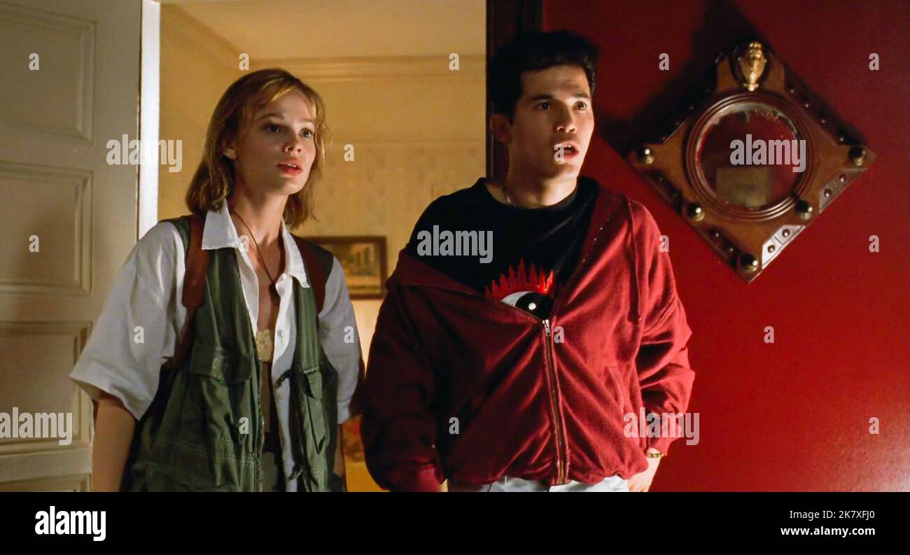 USA. Samantha Mathis and John Leguizamo in a scene from the (C)Buena ...