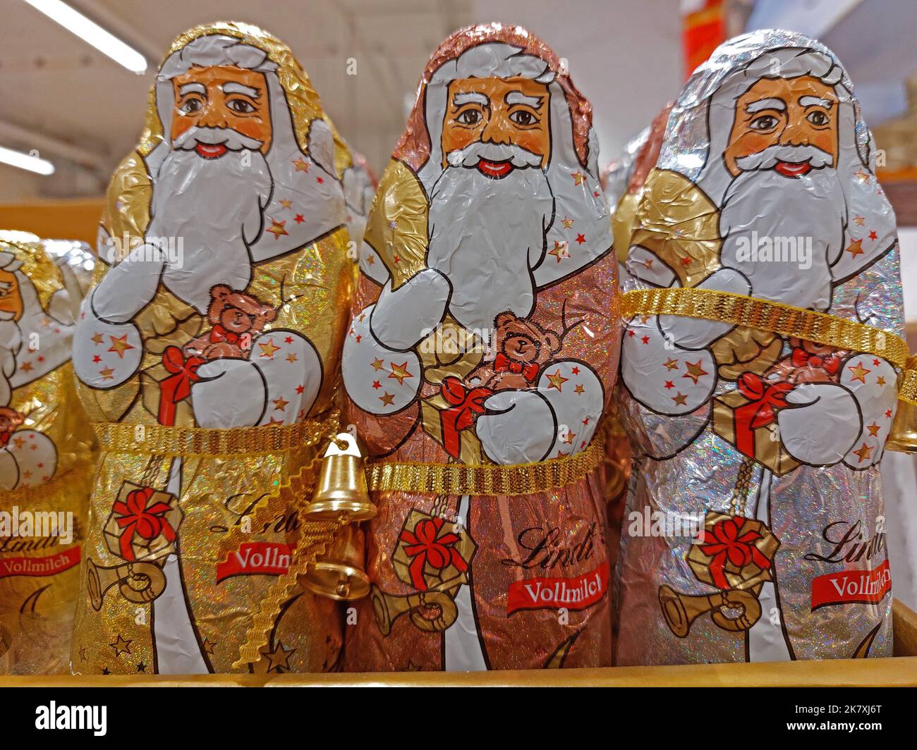 group of Lindt chocolate Santa Claus figures in a supermarket Stock ...