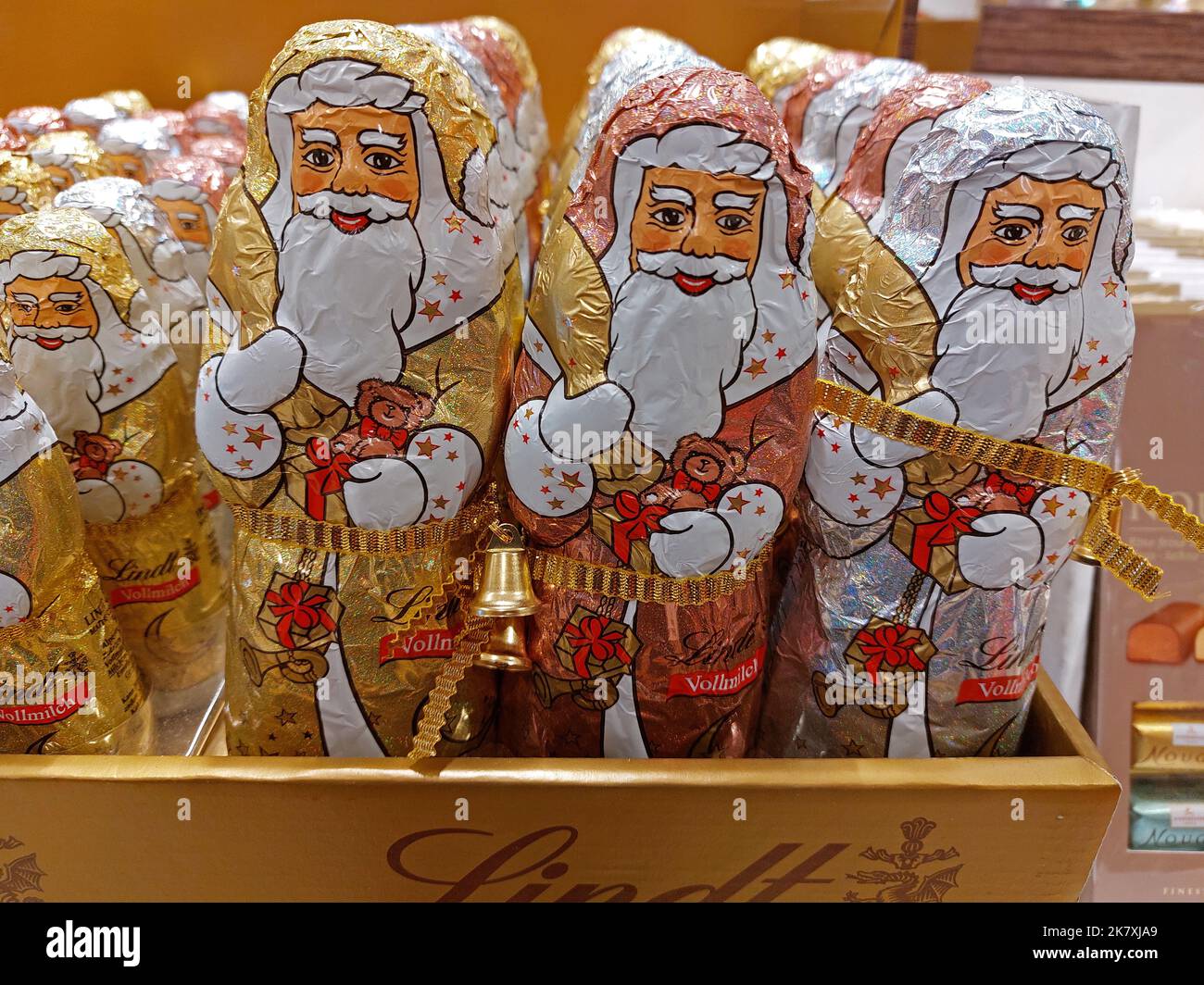 group of Lindt chocolate Santa Claus figures in a supermarket Stock ...