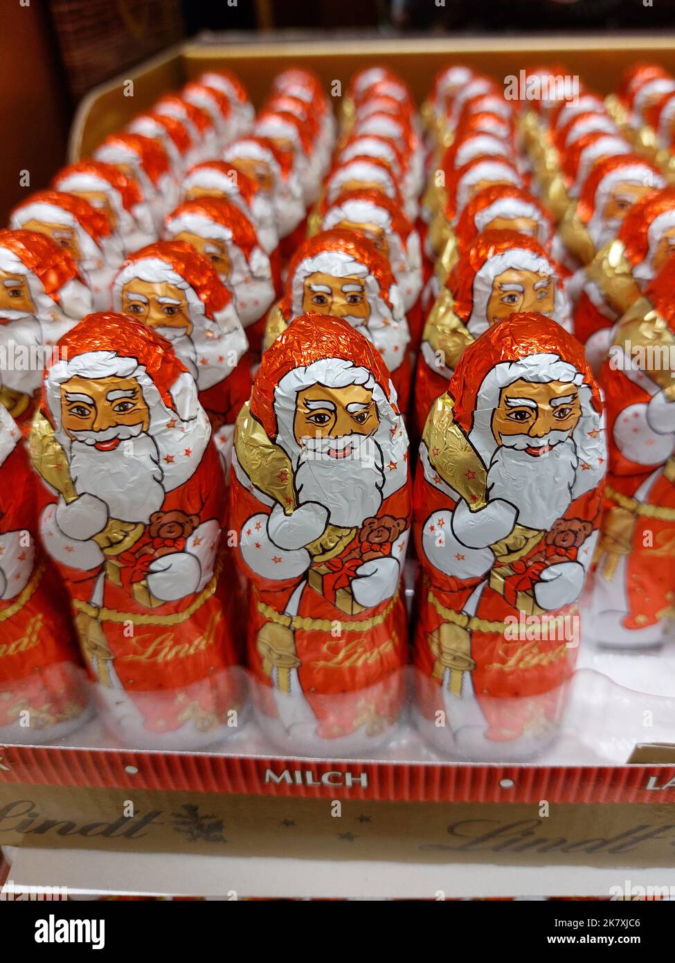 group of Lindt chocolate Santa Claus figures in a supermarket Stock ...