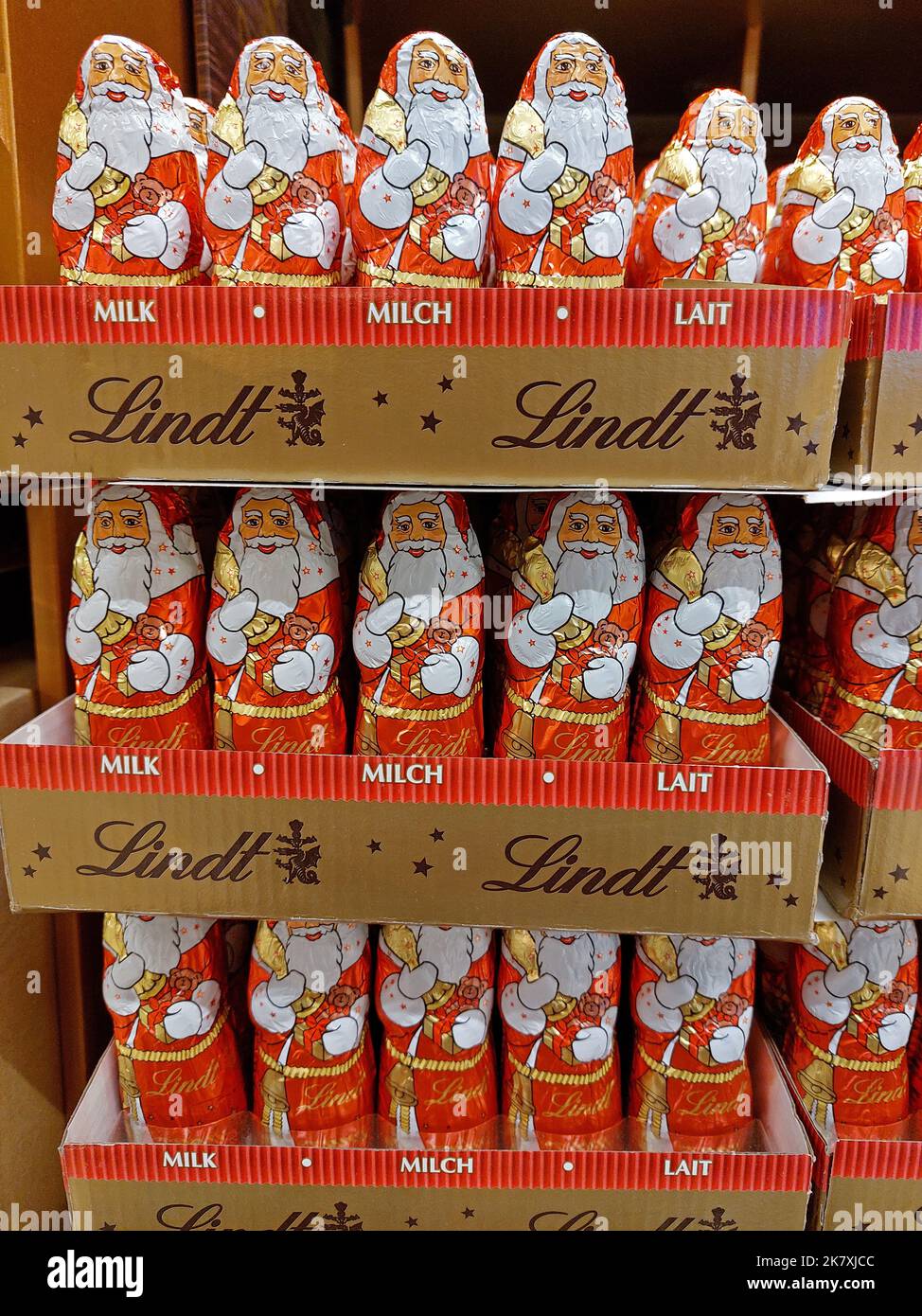 group of Lindt chocolate Santa Claus figures in a supermarket Stock ...