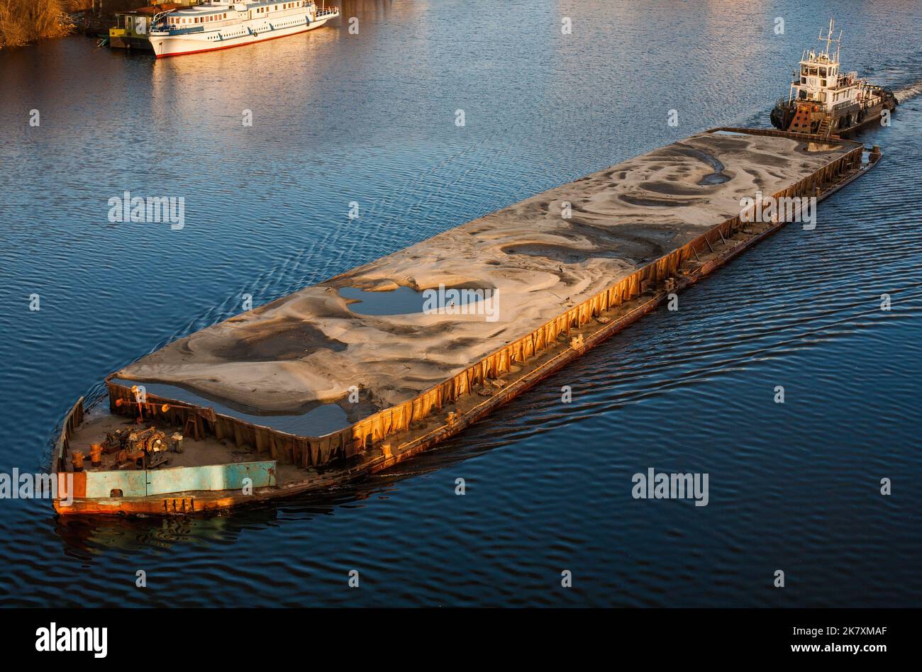 Tugboat pushing barge with sand Stock Photo - Alamy