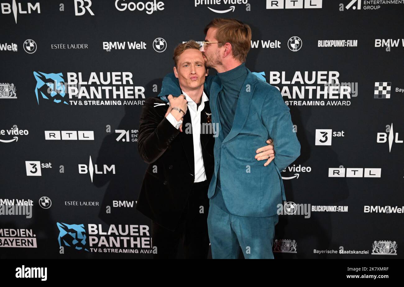 Munich, Germany. 19th Oct, 2022. Actor Matthias Schweighöfer (l) is ...