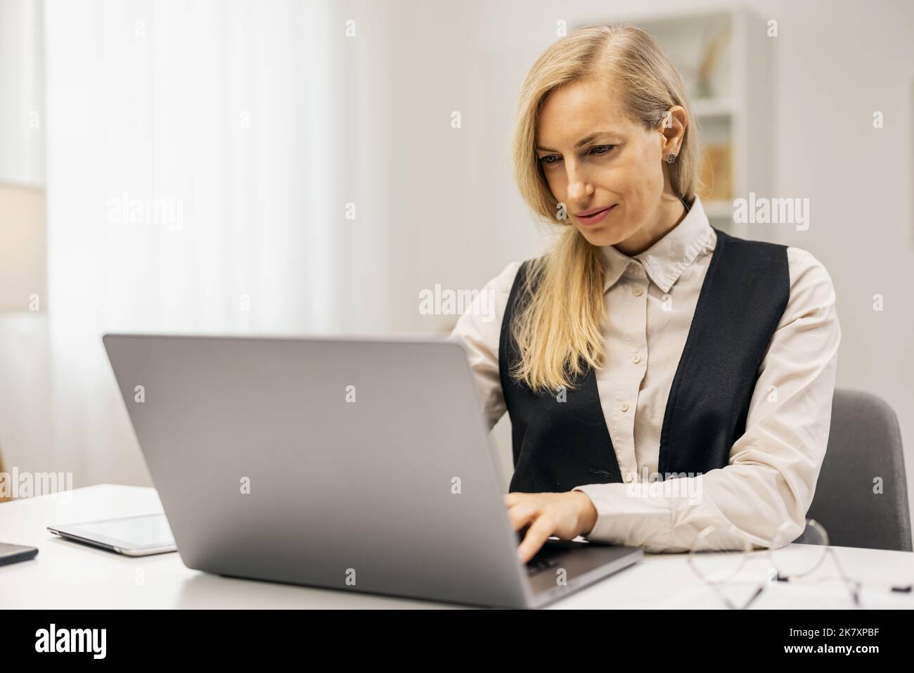 Woman freelance writer hi-res stock photography and images - Alamy