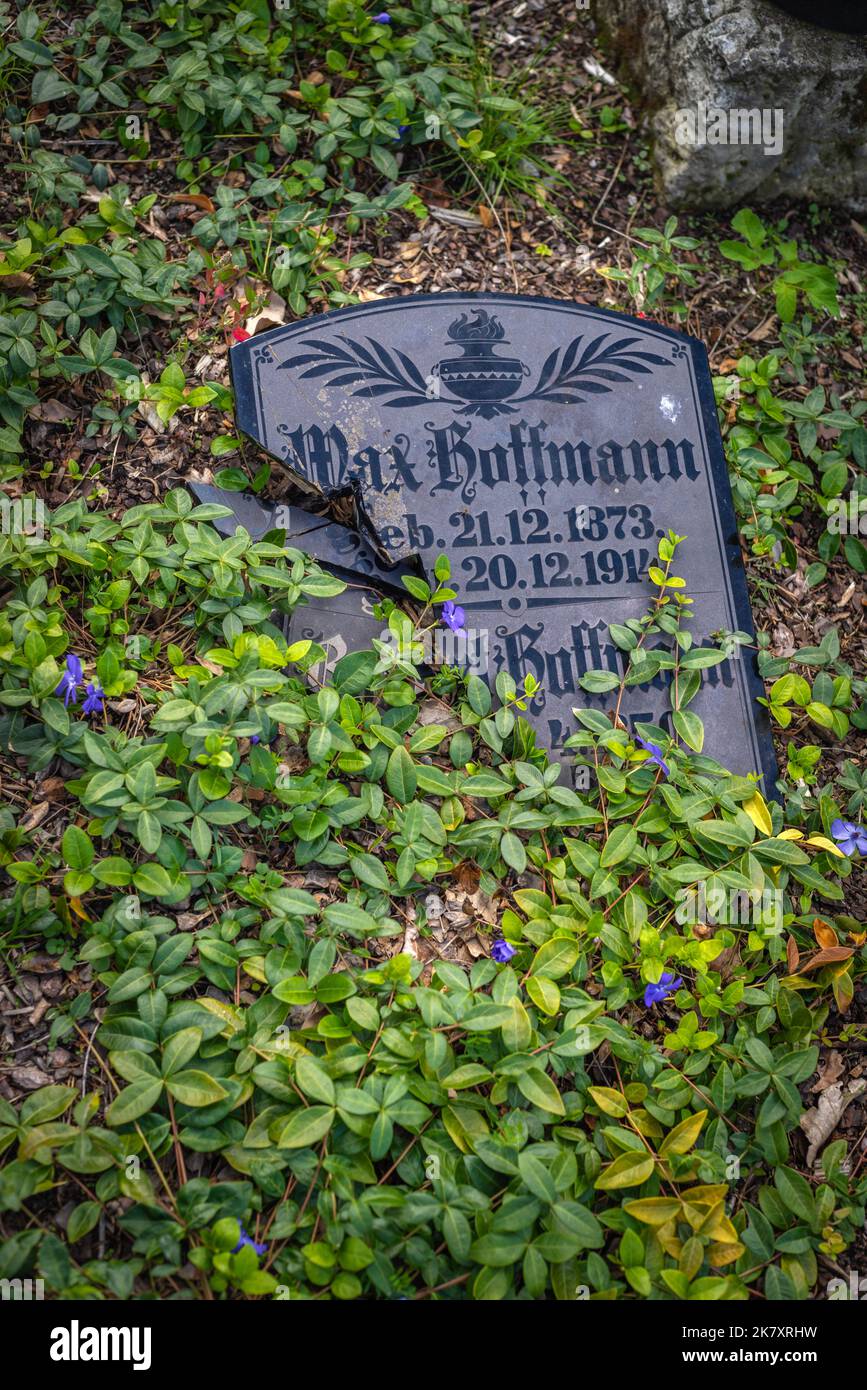 Damaged / broken gravestone tombstone on Friedhof Baumschulenweg in ...