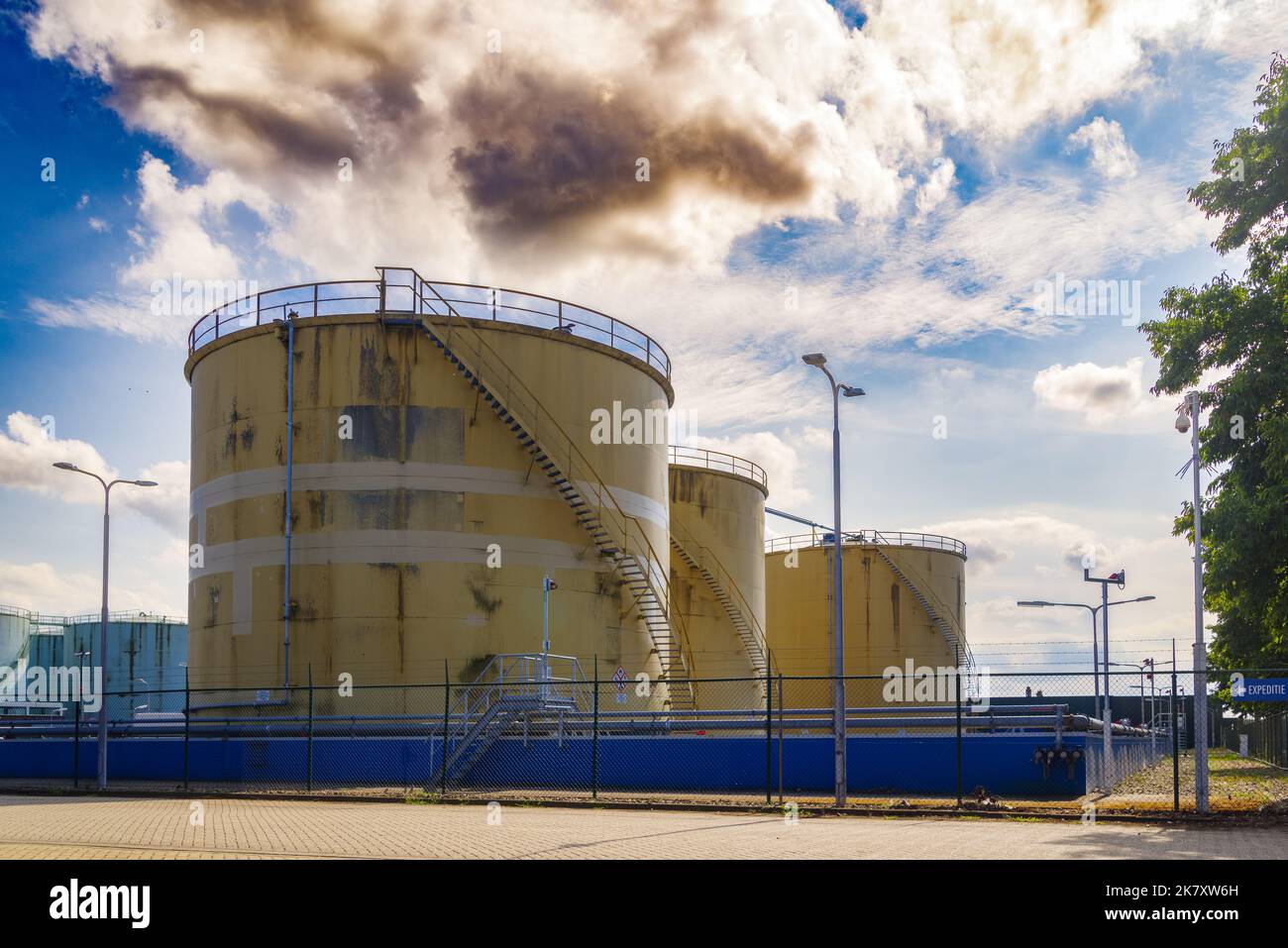 Fuel silos hi-res stock photography and images - Alamy