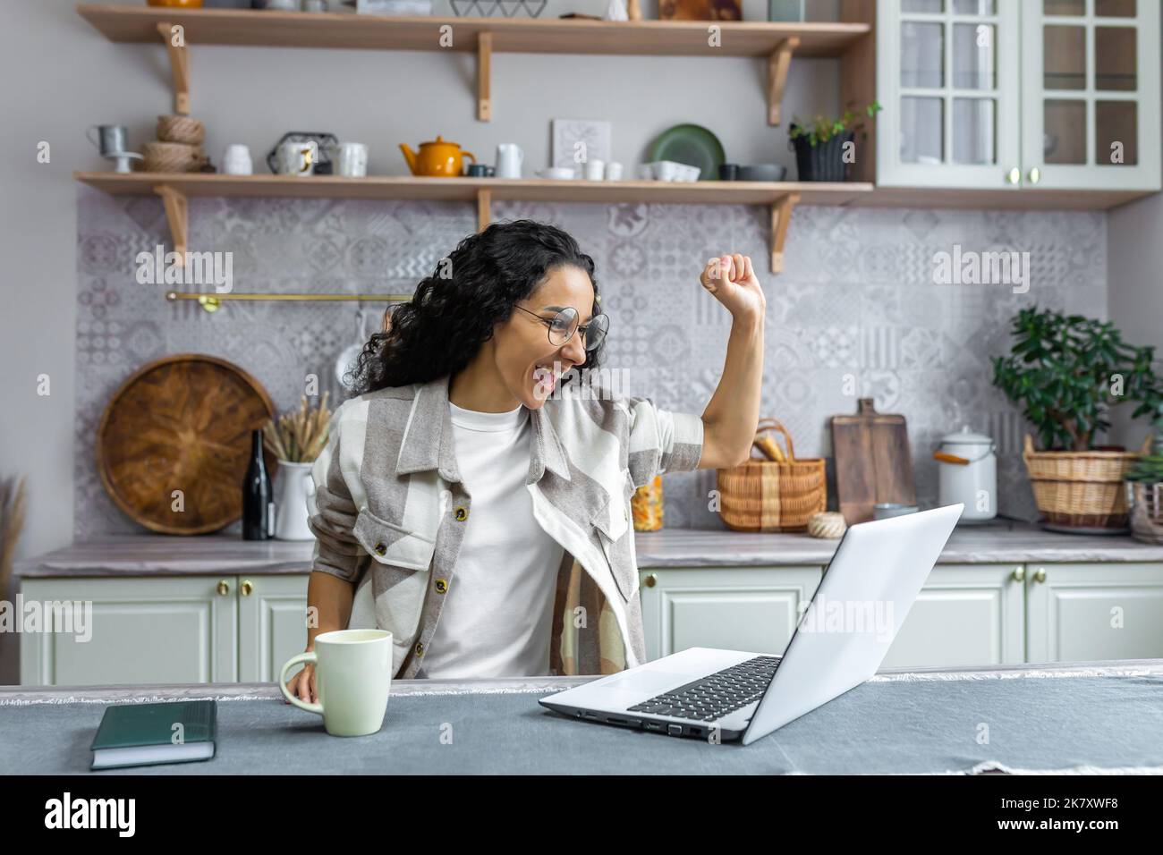 Hispanic business woman working remotely from home freelancer ...