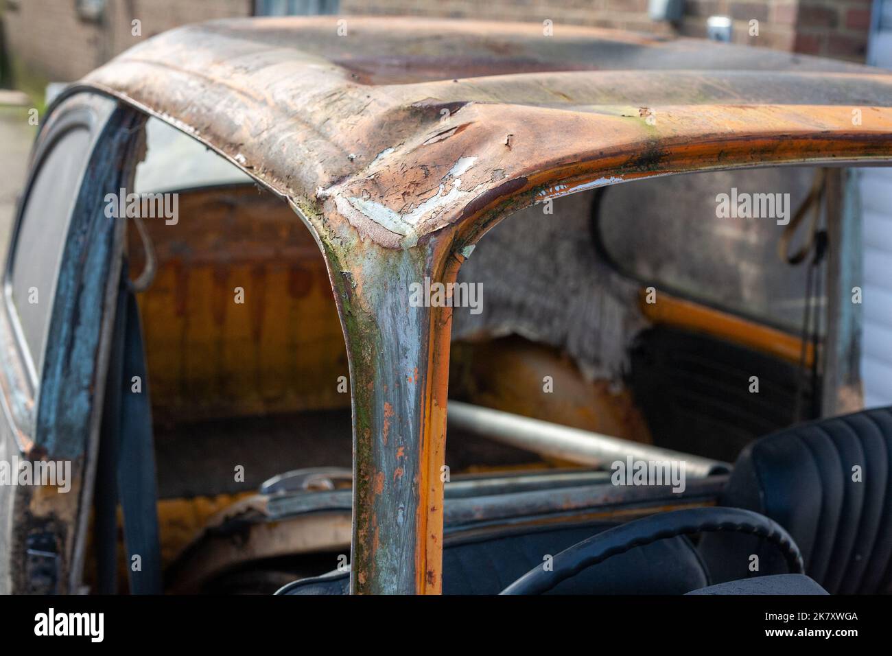 Old rusty cartoon car hi-res stock photography and images - Alamy