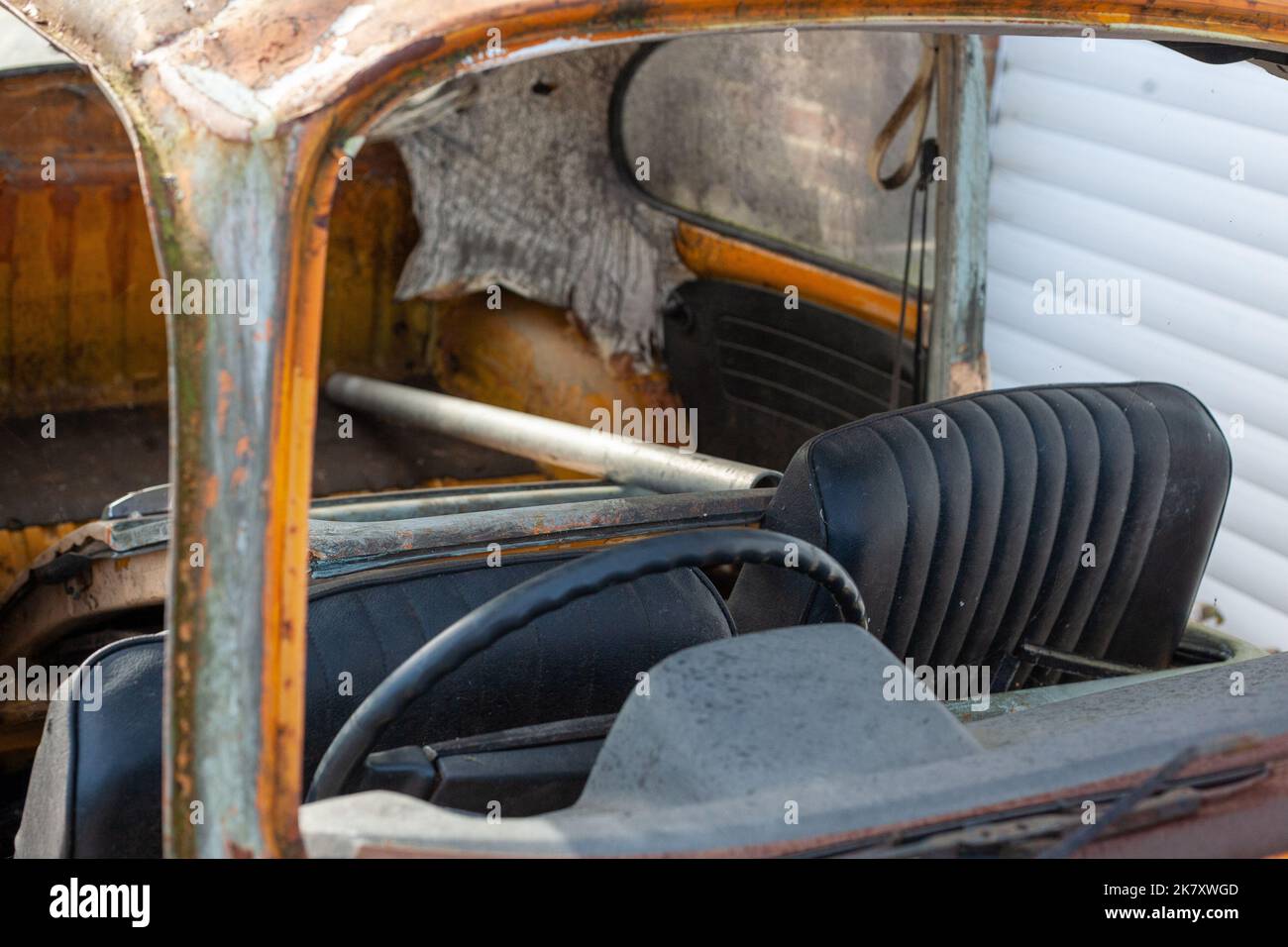 Old rusty cartoon car hi-res stock photography and images - Alamy