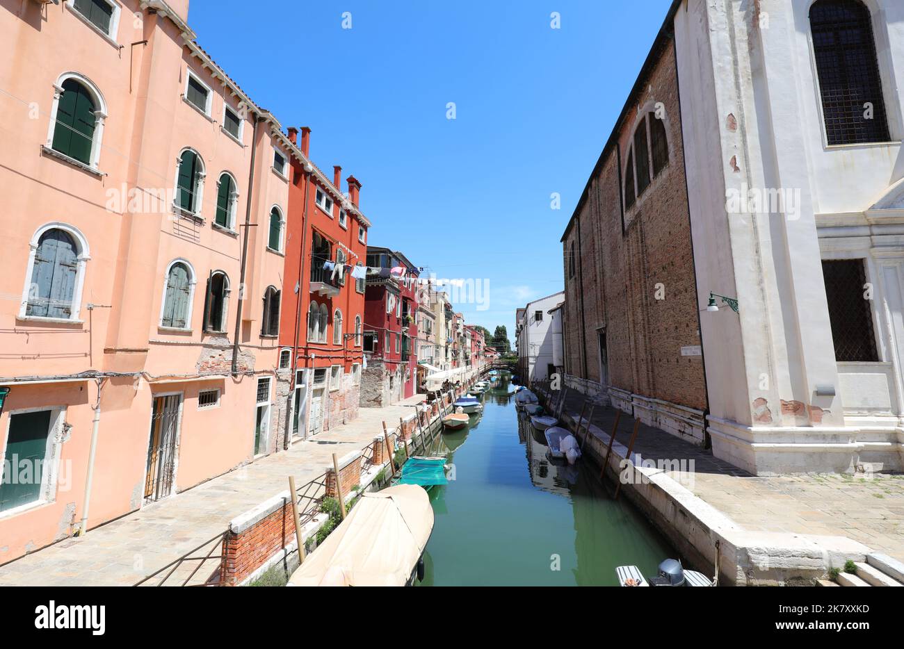 navigable canal in Venice in Italy with hanging clothes and boats Stock ...