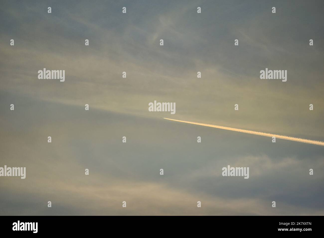 Sky with plane trail hi-res stock photography and images - Alamy