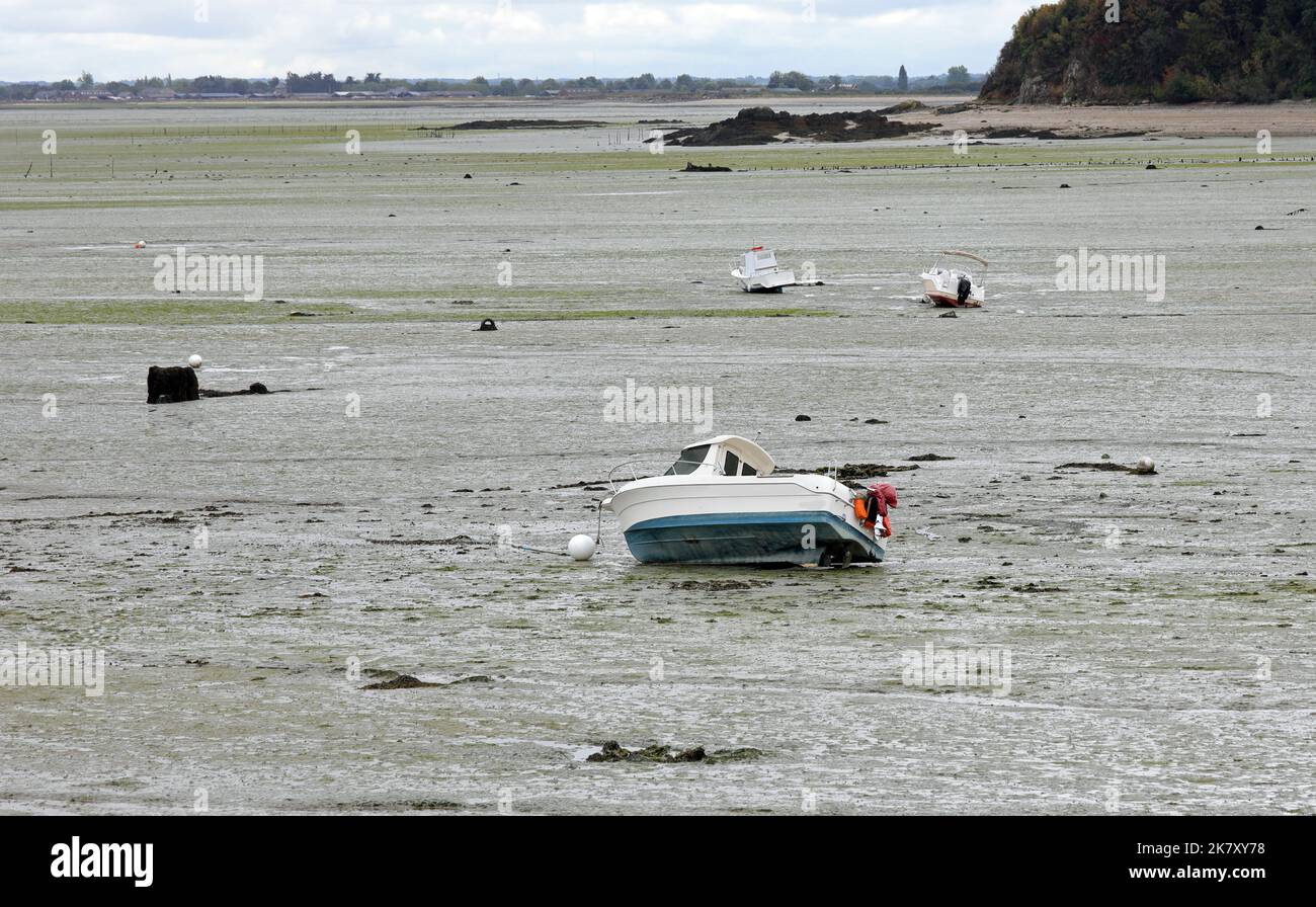 beached boats stranded on muddy sand at low tide Stock Photo - Alamy