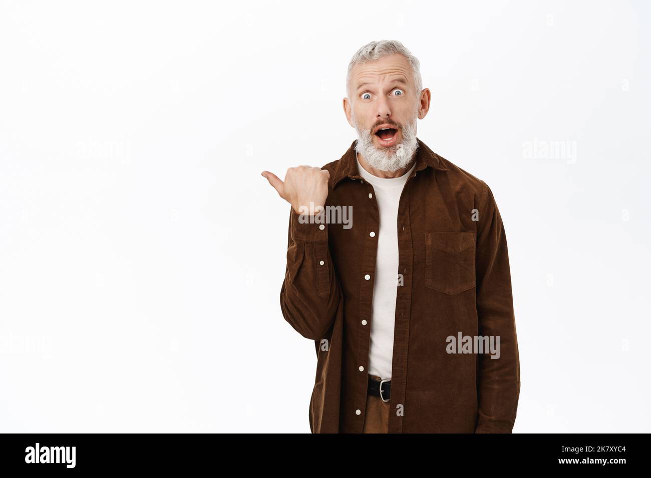 Surprised senior man, bearded male model with grey hair, pointing ...
