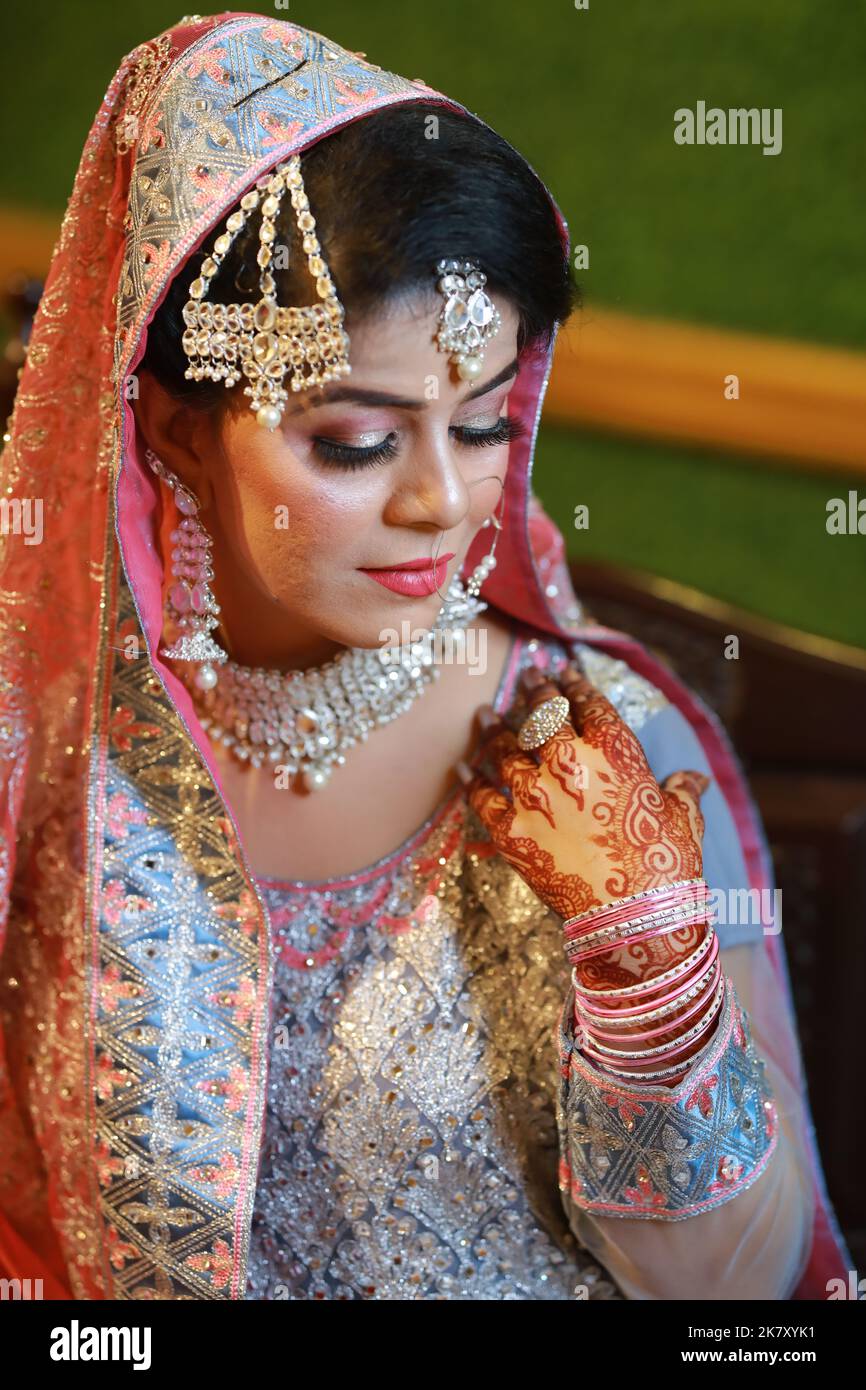 Pink shalwar kameez hi-res stock photography and images - Alamy