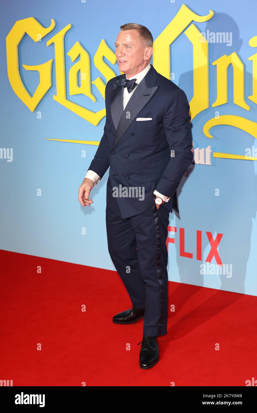 James bond daniel craig glass hi-res stock photography and images - Alamy