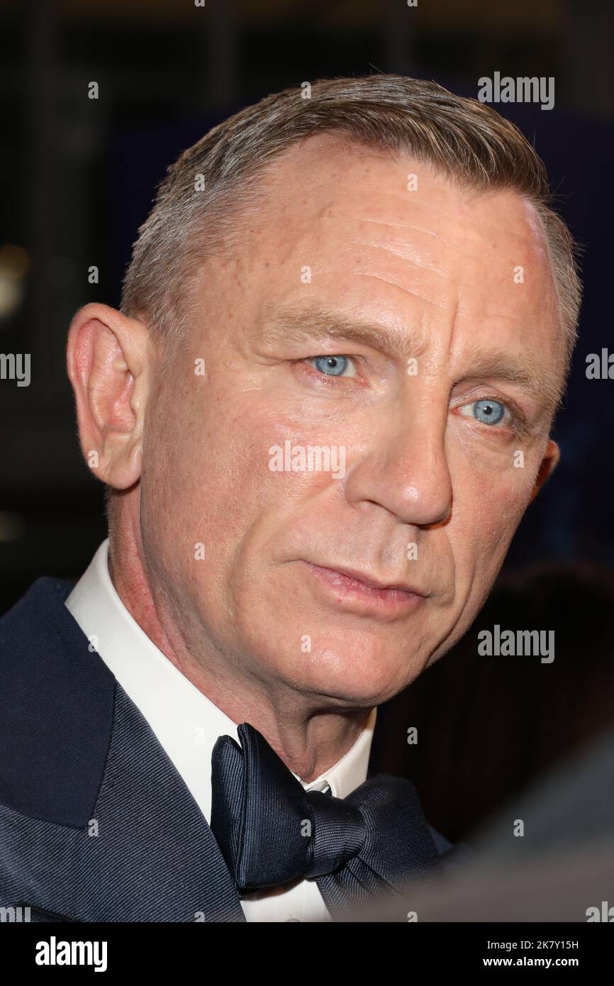 James bond daniel craig glass hi-res stock photography and images - Alamy