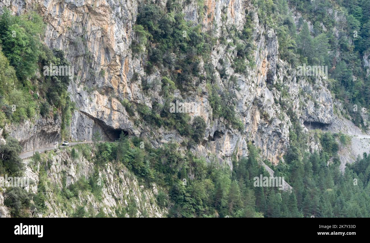 Beautiful tree side mountain road hi-res stock photography and images ...