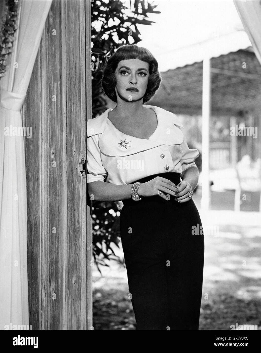 Bette Davis Film: Dead Ringer; Dead Image (1964) Characters: Margaret ...