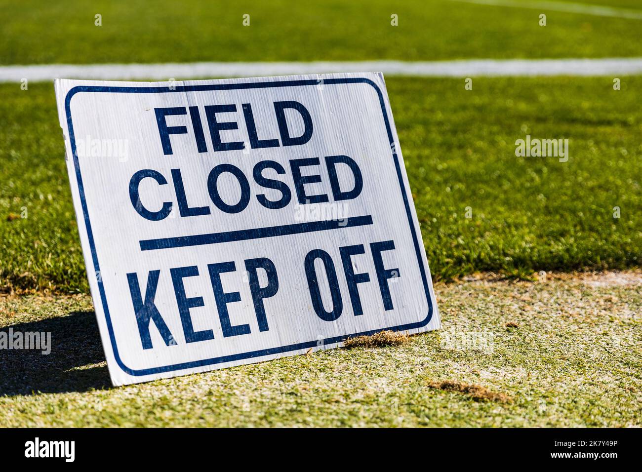 Field closed sign hi-res stock photography and images - Alamy