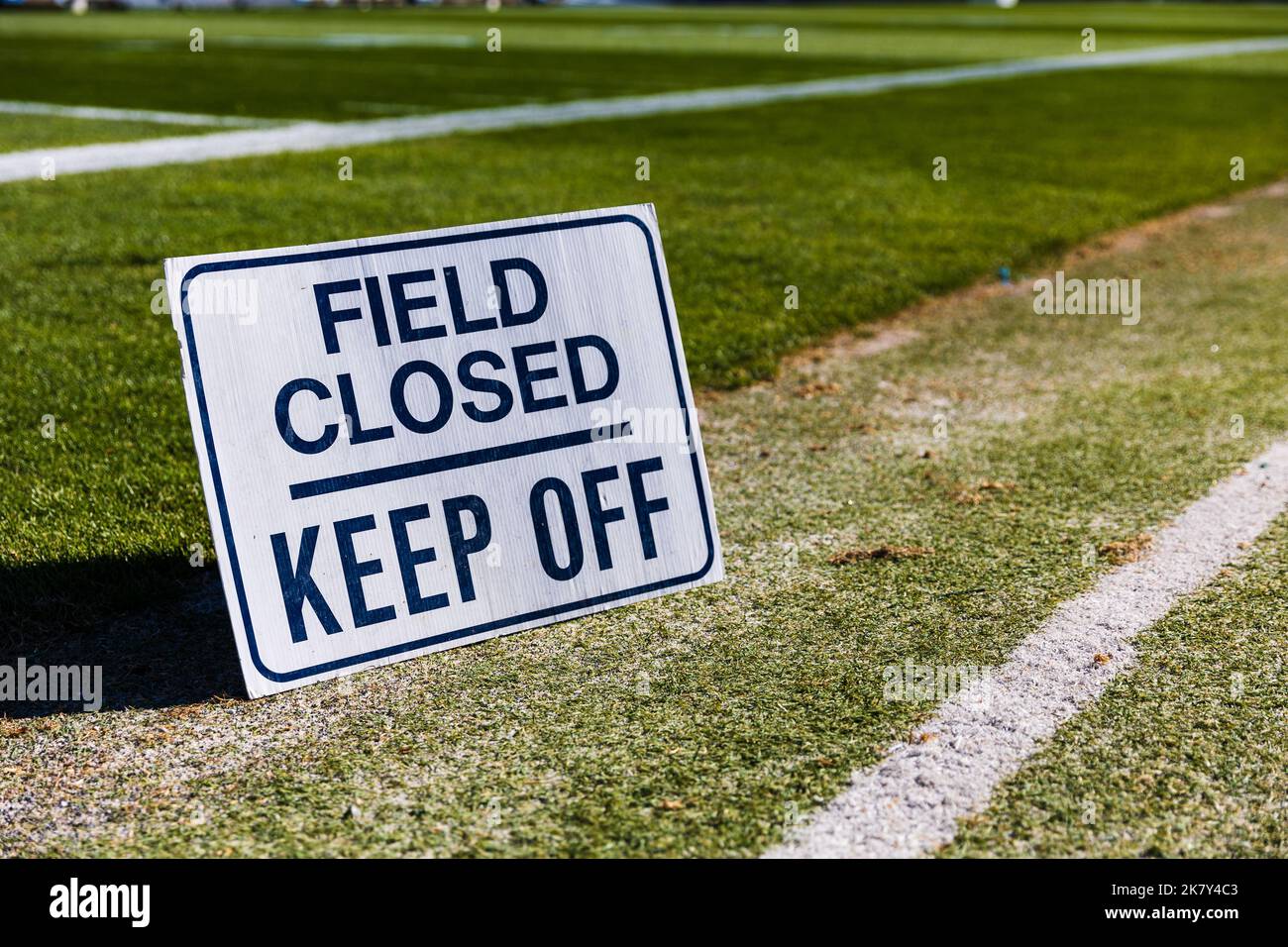 Field closed sign hi-res stock photography and images - Alamy