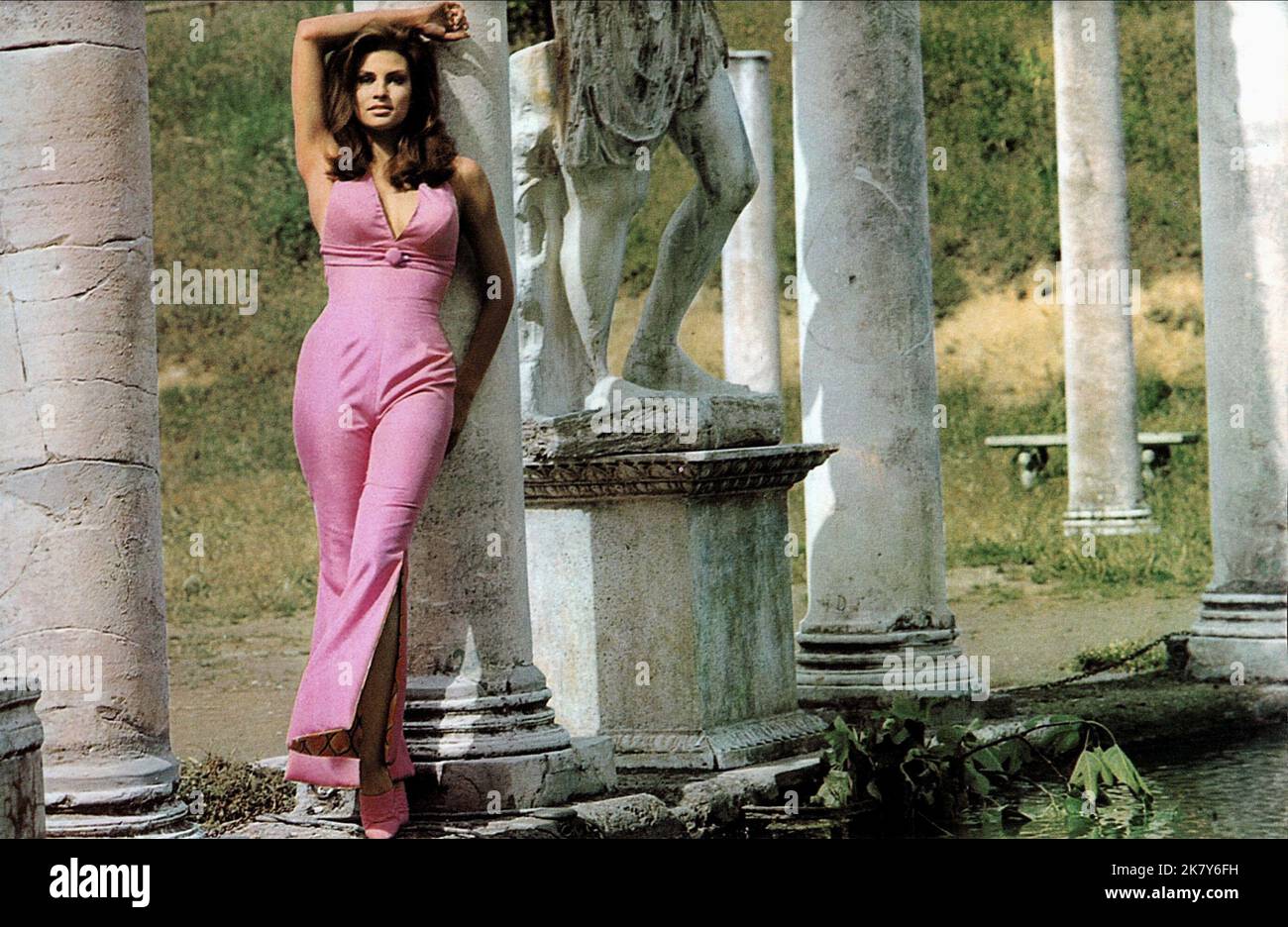 Raquel Welch Film The Biggest Bundle Of Them All (USA 1968) Characters ...