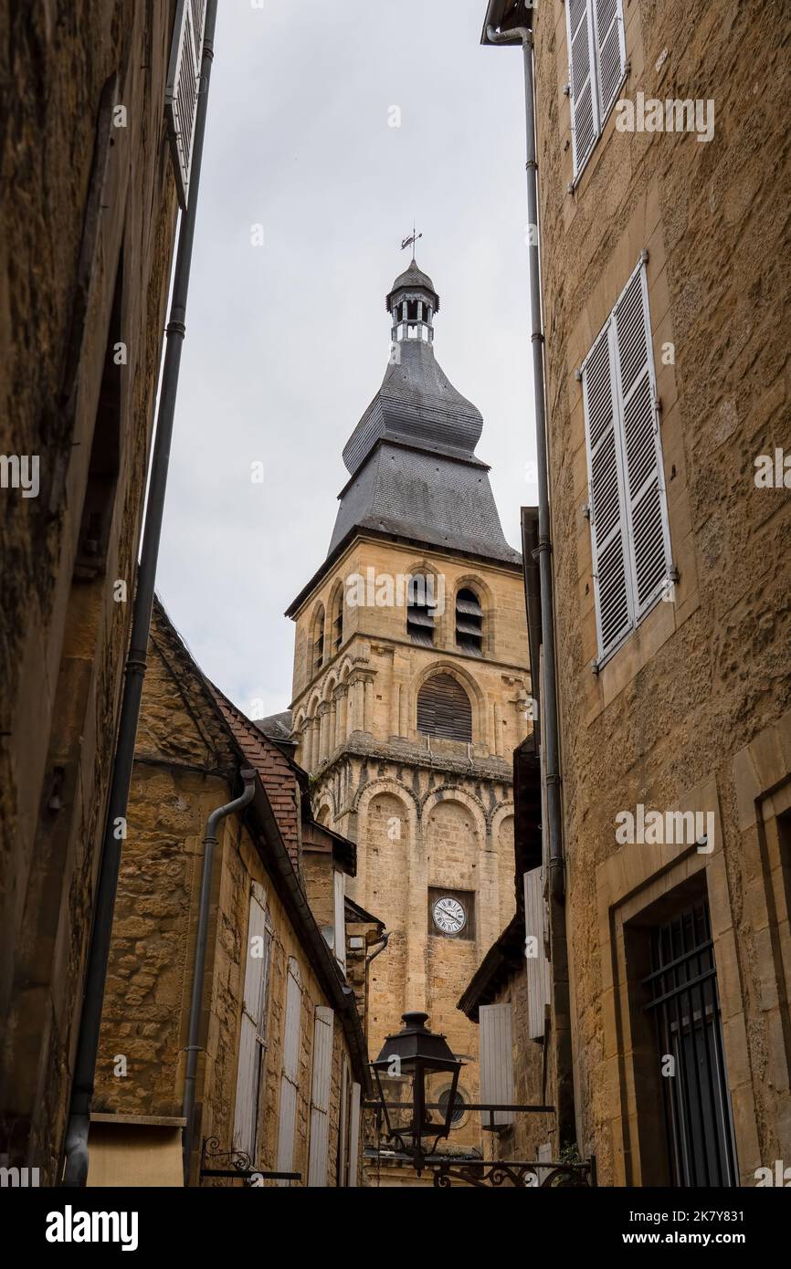 Medieval french stone building hi-res stock photography and images - Alamy