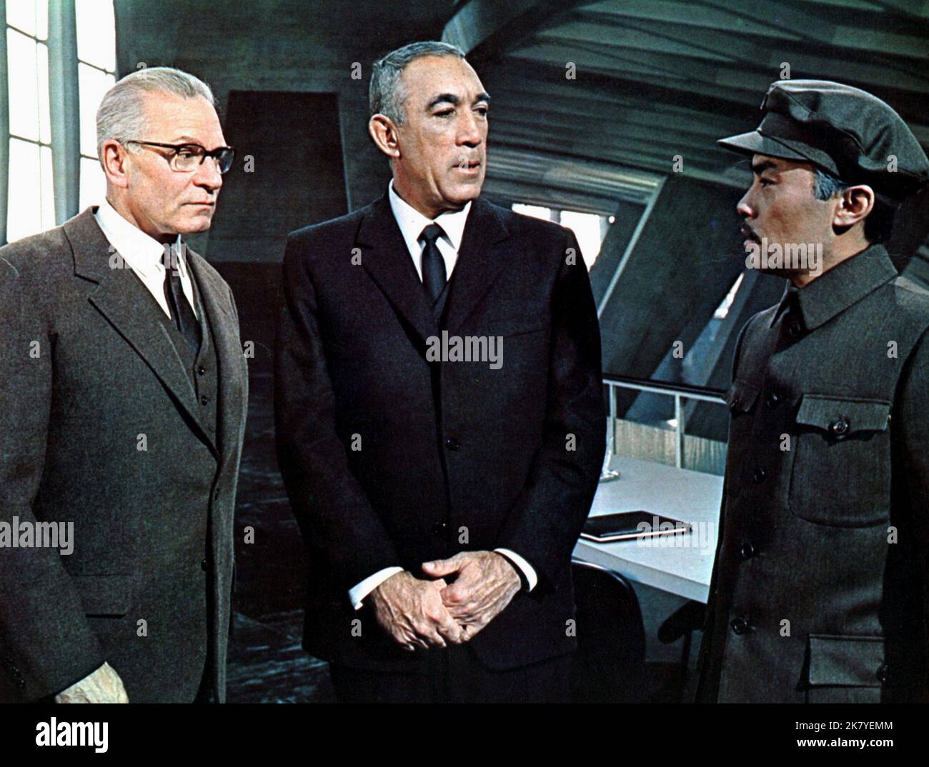 Laurence Olivier, Anthony Quinn & Burt Kwouk Film: The Shoes Of The ...