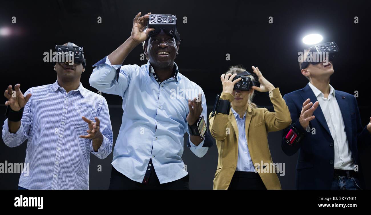 Vr team building hi-res stock photography and images - Alamy